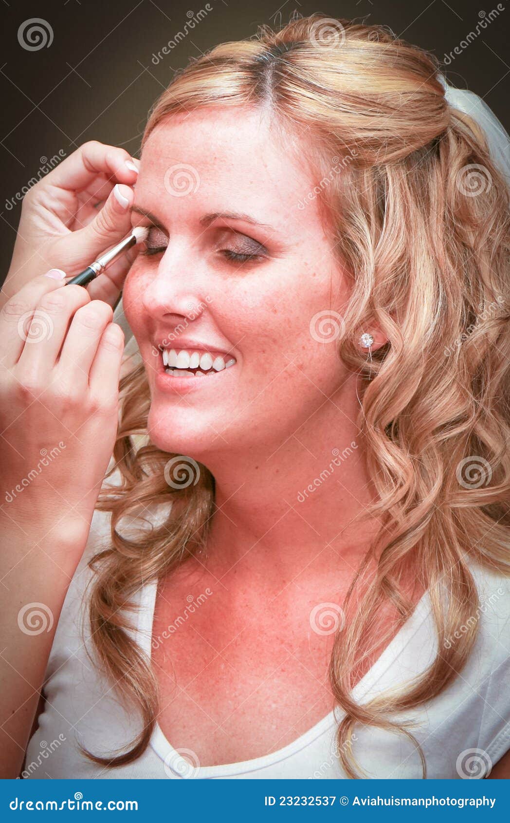 Brud- makeup fotografering för bildbyråer. Bild av skönhetsmedel - 23232537
