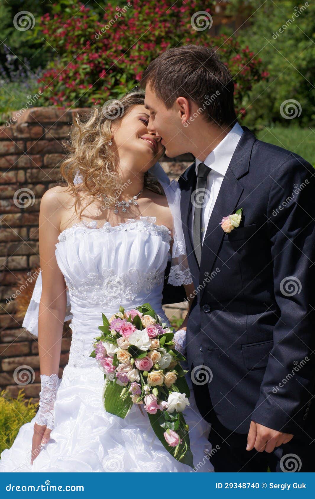 Brud och brudgum arkivfoto. Bild av bröllop, män, beröm - 29348740