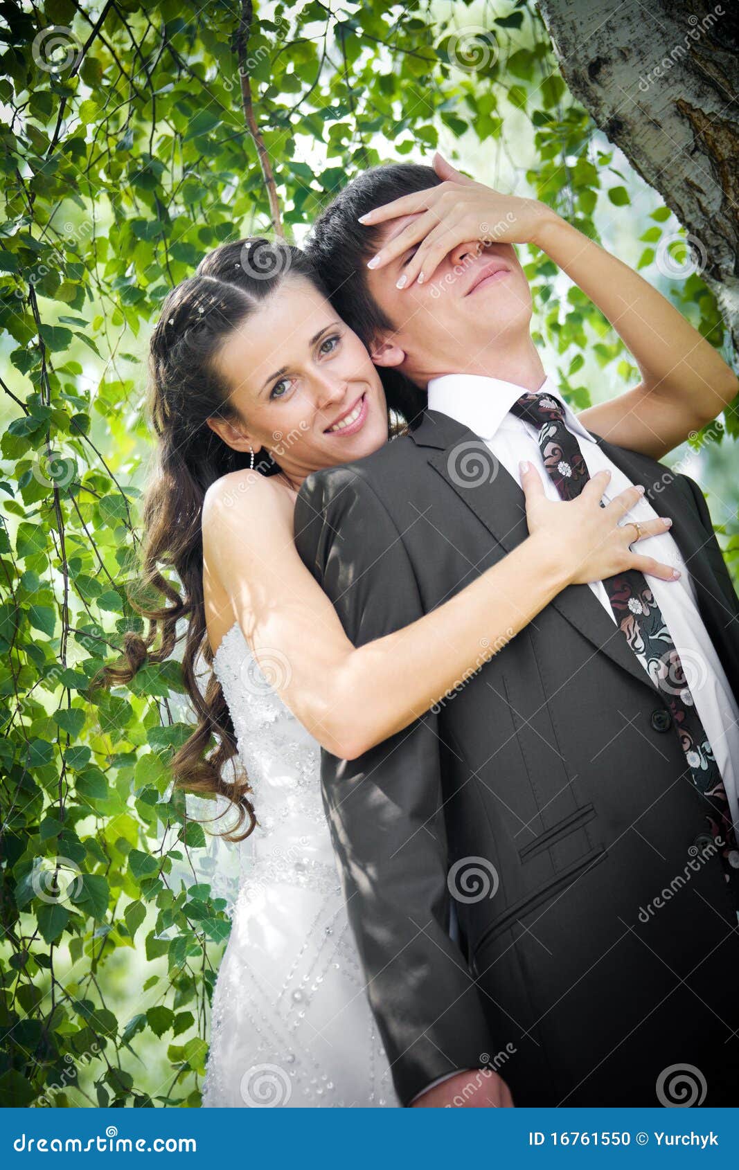 Brud som omfamnar brudgum arkivfoto. Bild av romantiker - 16761550