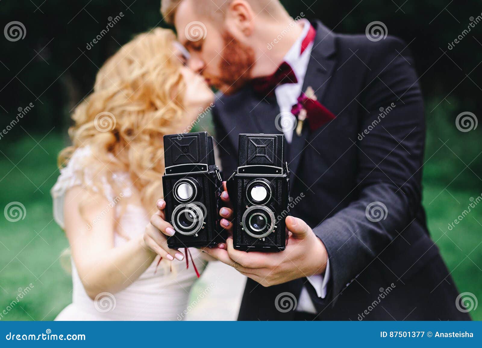 Bruden Och Brudgummen Med En Gammal Kamera I Hand Fotografering för ... Bruden Och Brudgummen Med En Gammal Kamera I Hand Fotografering för ...