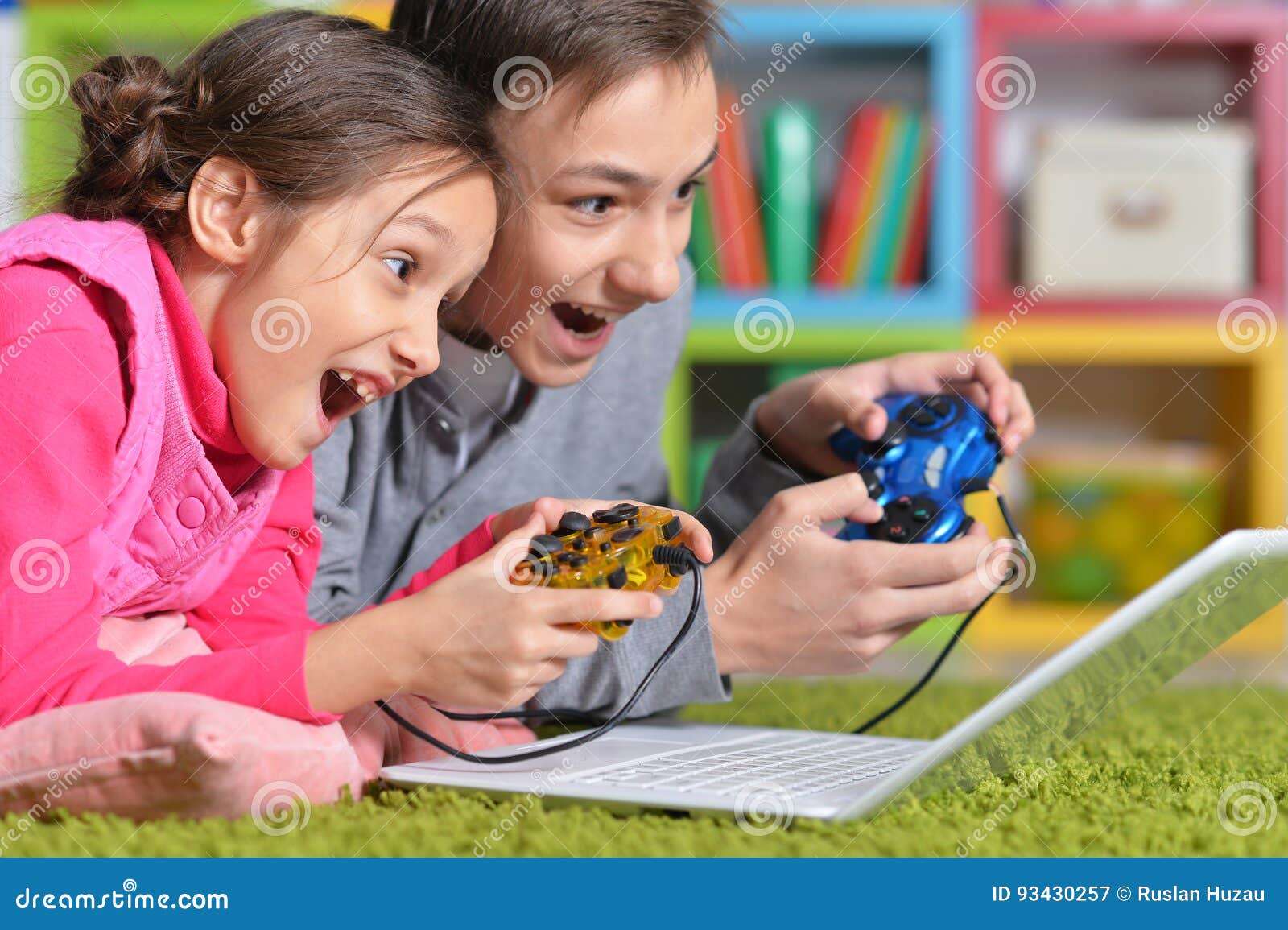 Bruder Und Schwester, Die Computerspiel Spielen Stockbild - Bild von ...