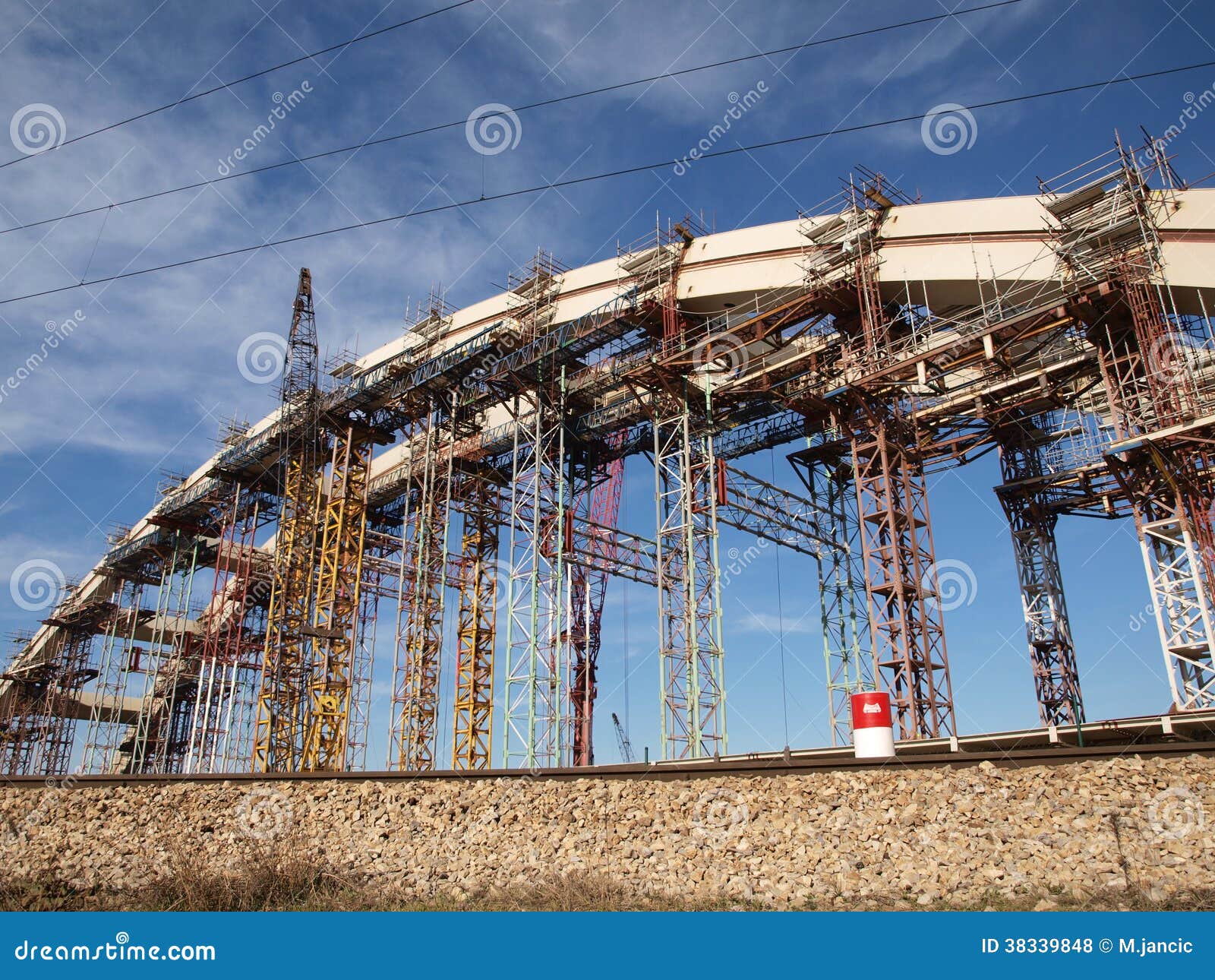 Brug in aanbouw 1 stock foto. Image of gebouwd, steiger - 38339848