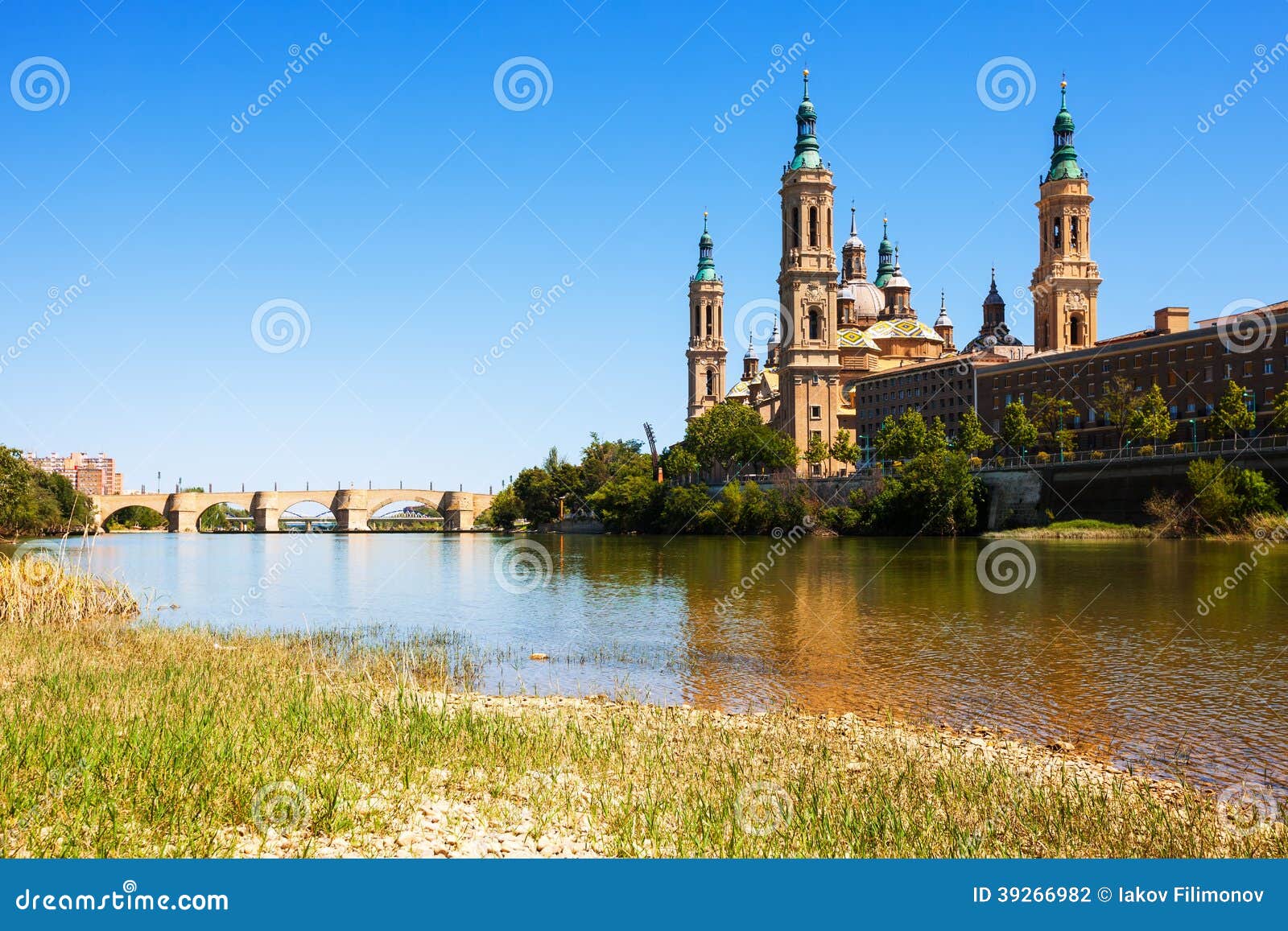 Brug En Kathedraal Van Ebro Rivier. Zaragoza Stock Foto - Image of ...