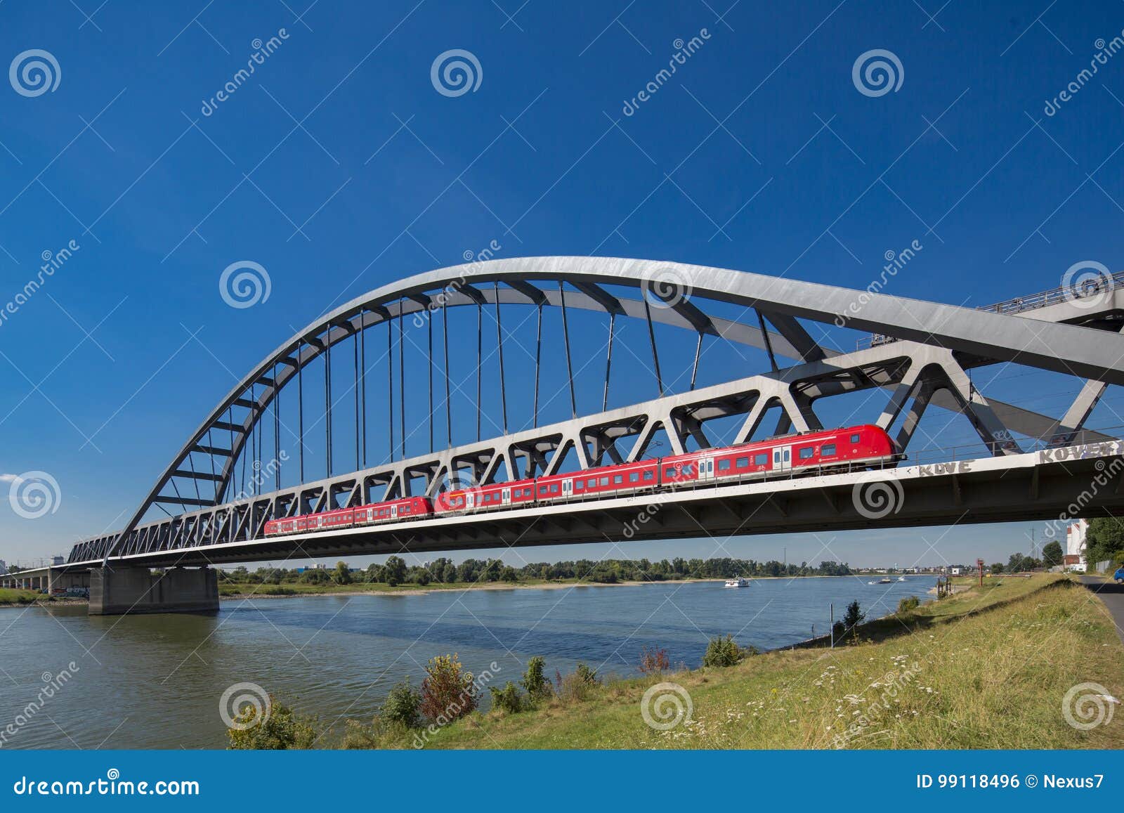 Brug En Rode Trein Over Rijn Redactionele Foto - Image of groot ...
