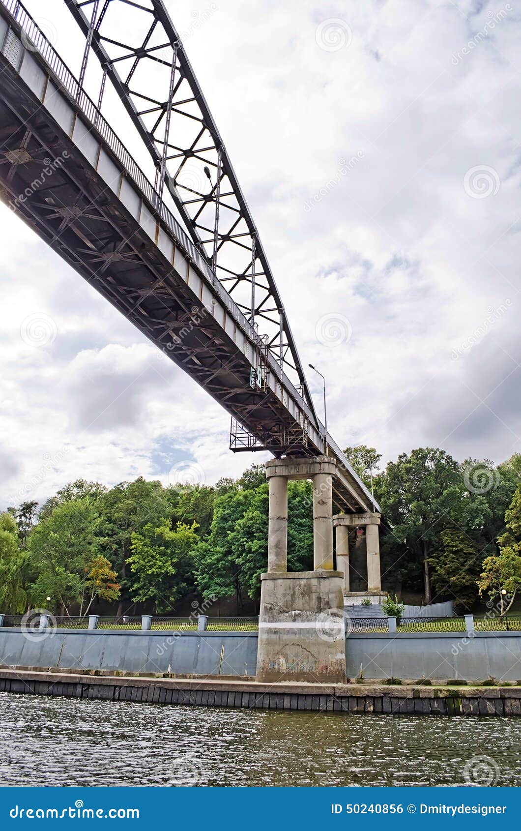 Brug op de rivier stock foto. Image of architectuur, rivier - 50240856