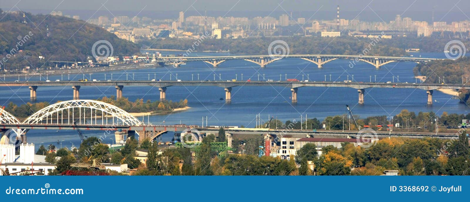Brug over de rivier stock foto. Image of stedelijk, horizontaal - 3368692