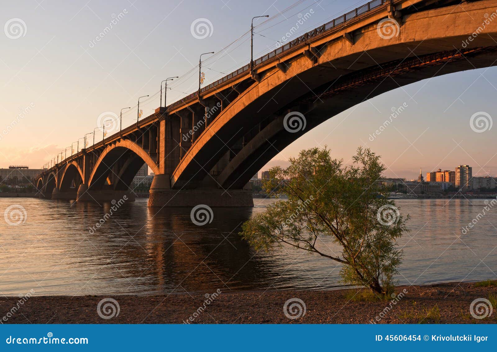 Brug Over De Rivier Bij Zonsondergang Stock Foto - Image of straat ...