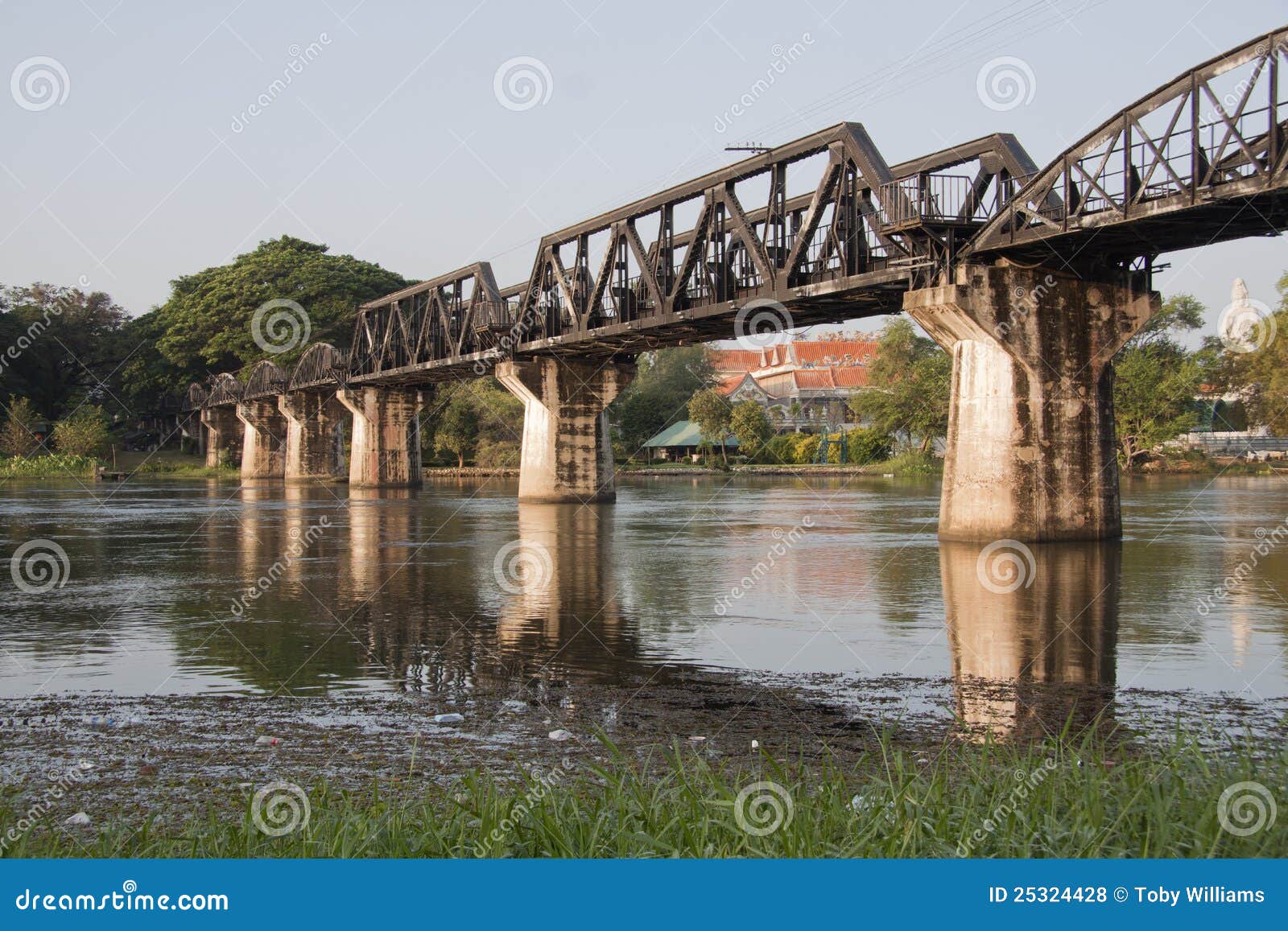 Brug over de Rivier Kwai redactionele stock foto. Image of beroemd ...