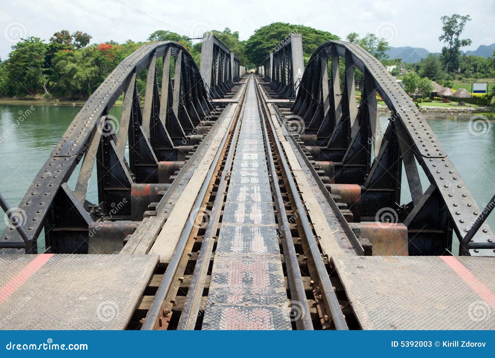 Brug over de rivier Kwai stock afbeelding. Image of provincie - 5392003