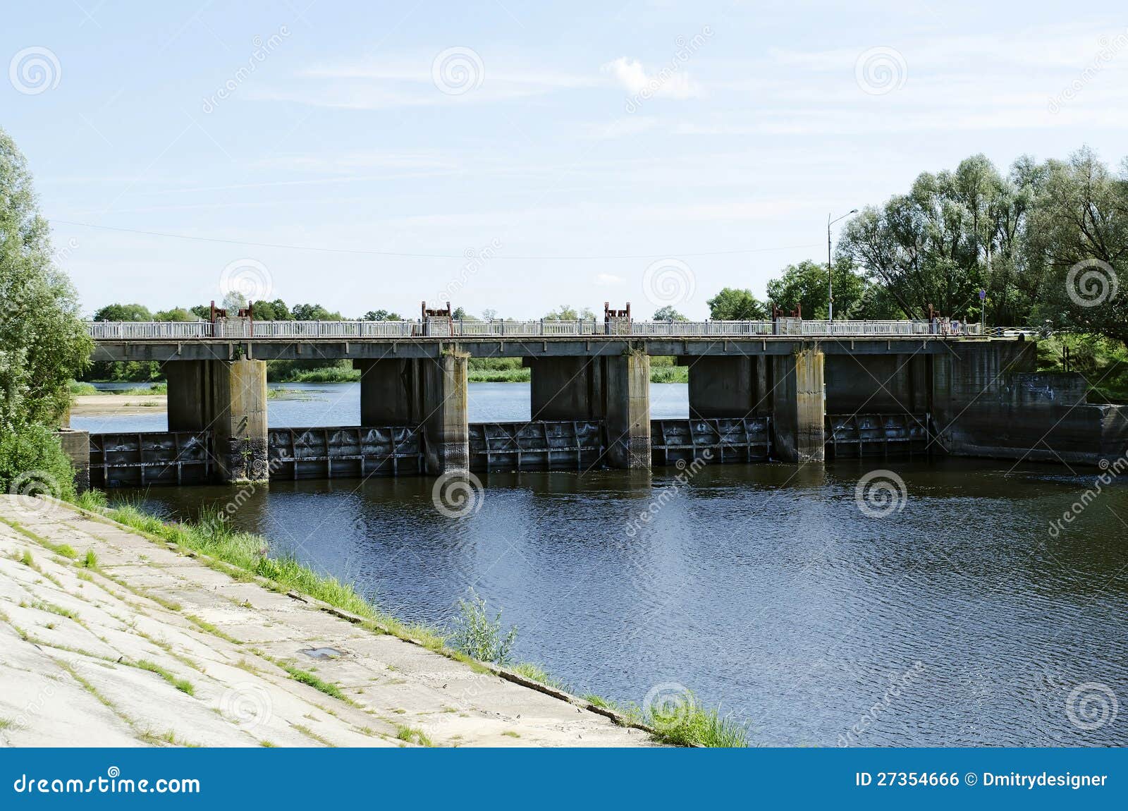 Brug Over De Rivier Met Gateway Stock Foto - Image of reis, openlucht ...