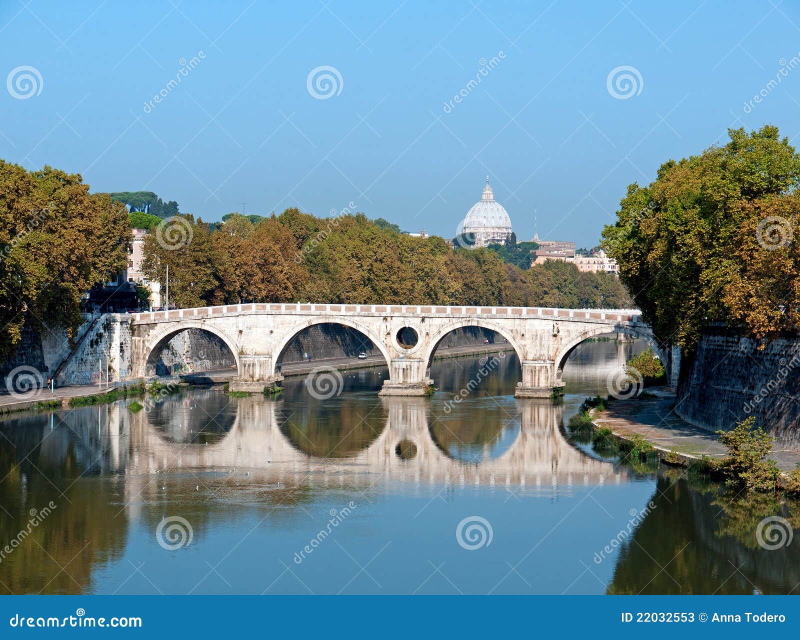 Brug Over De Tiber Rivier, Rome Stock Afbeelding - Image of italiaans ...
