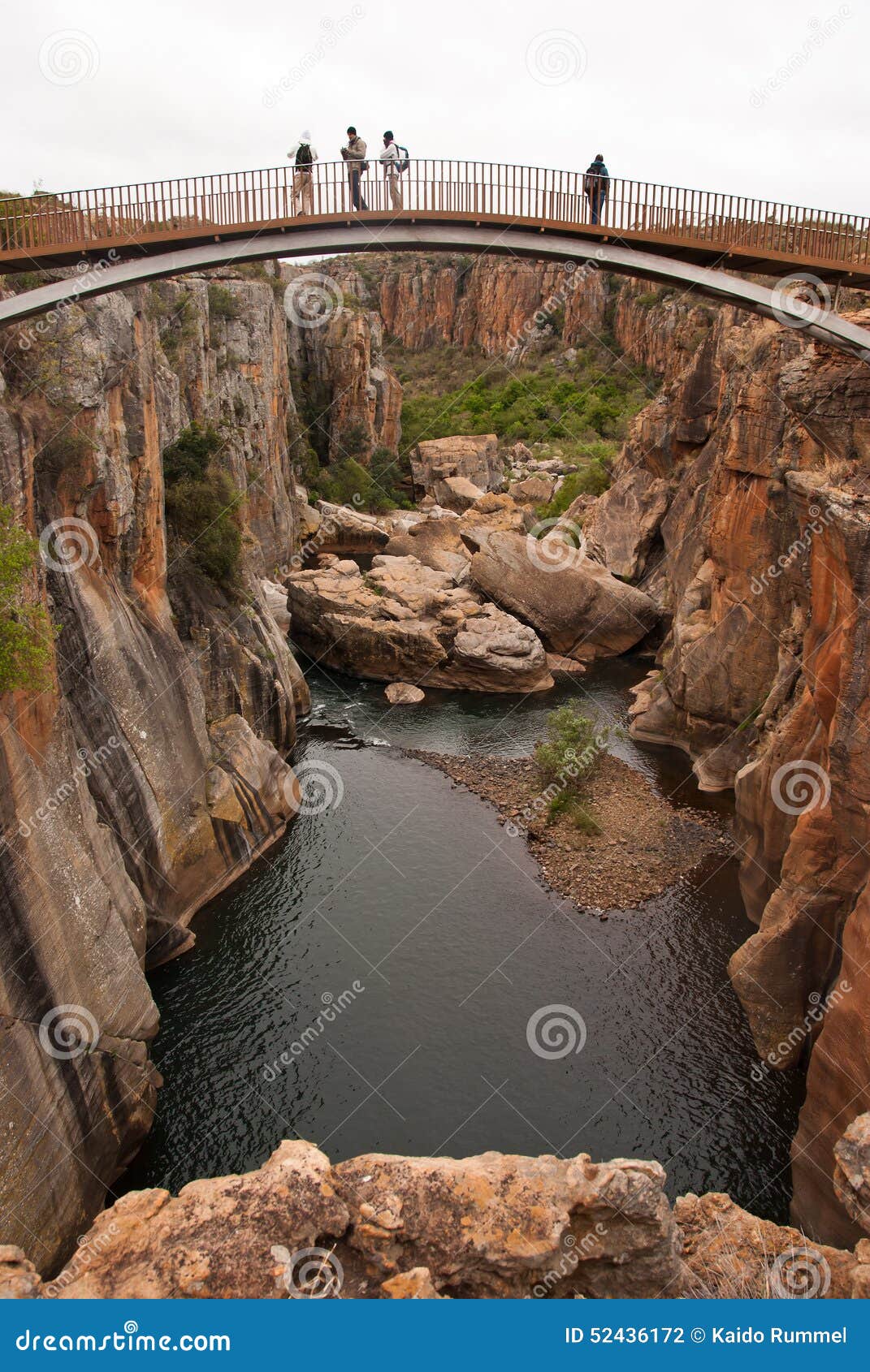 Brug over een kloof stock foto. Image of rivier, platform - 52436172