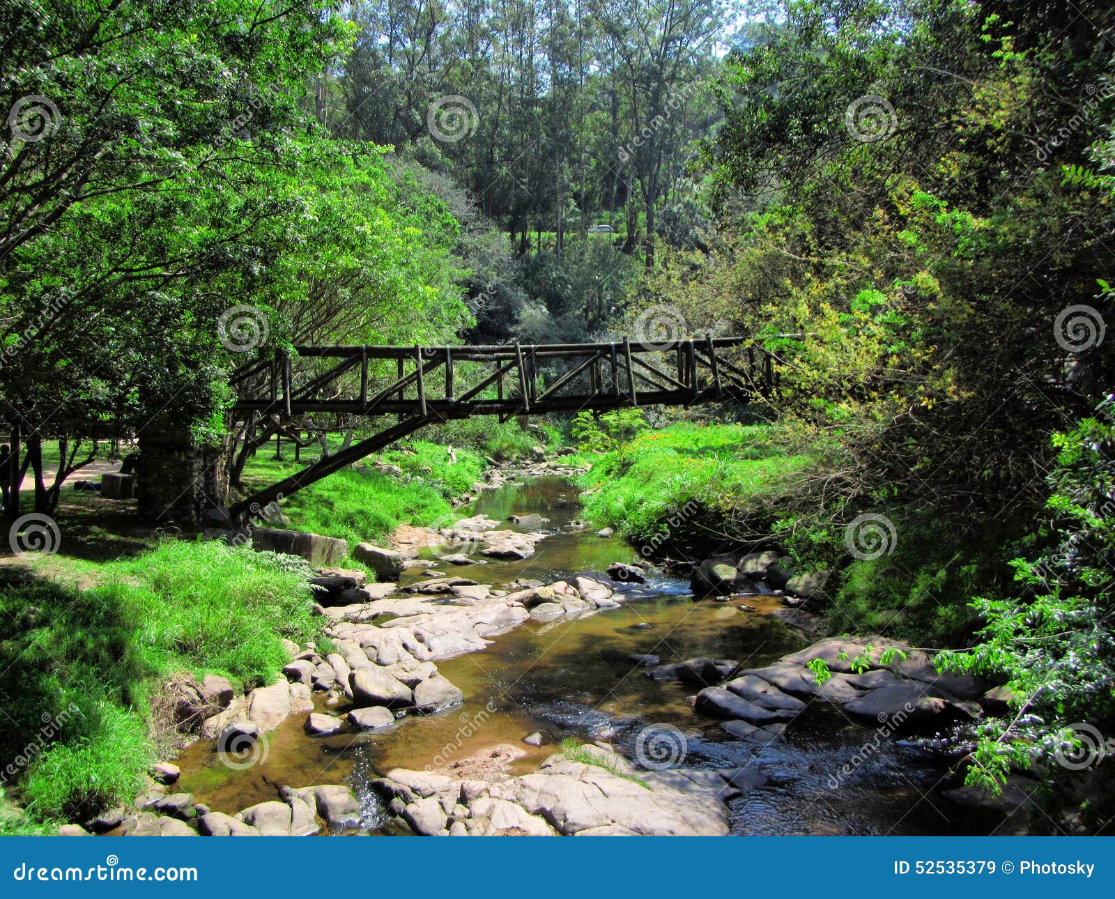 Brug over kleine rivier stock afbeelding. Image of magisch - 52535379