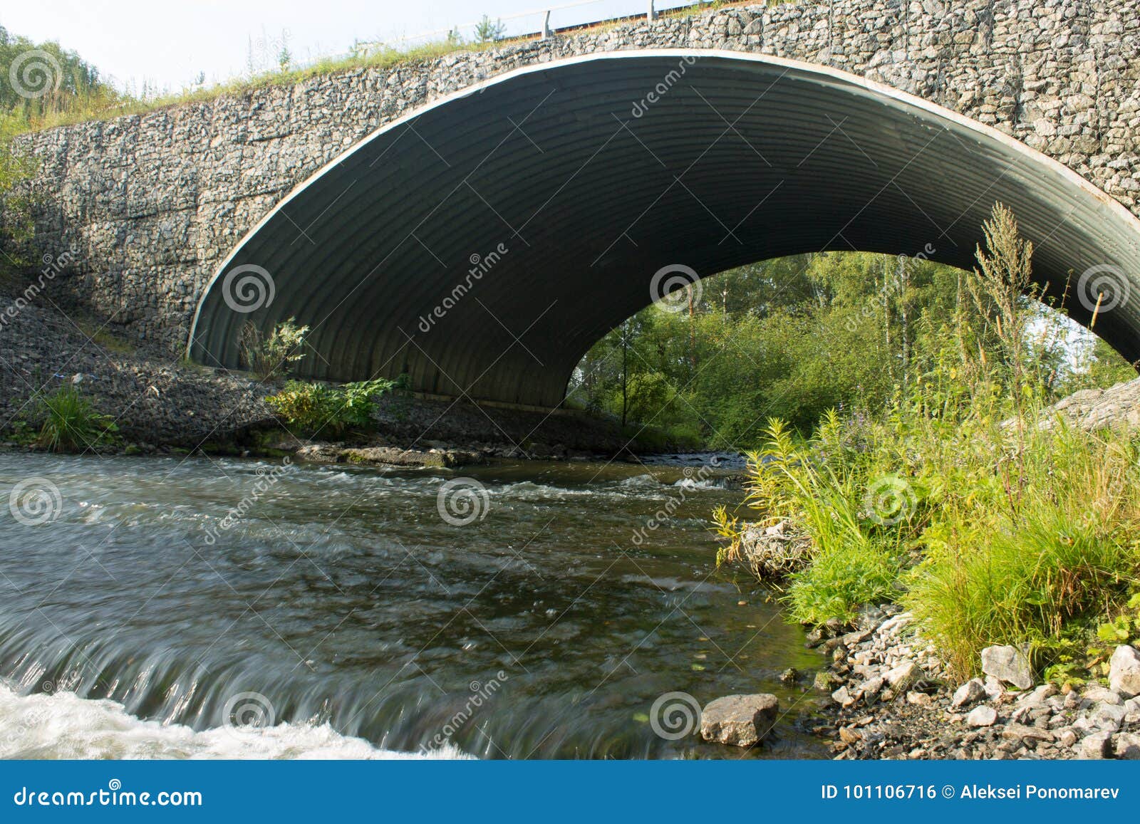 Brug over rivier stock foto. Image of platteland, installatie - 101106716