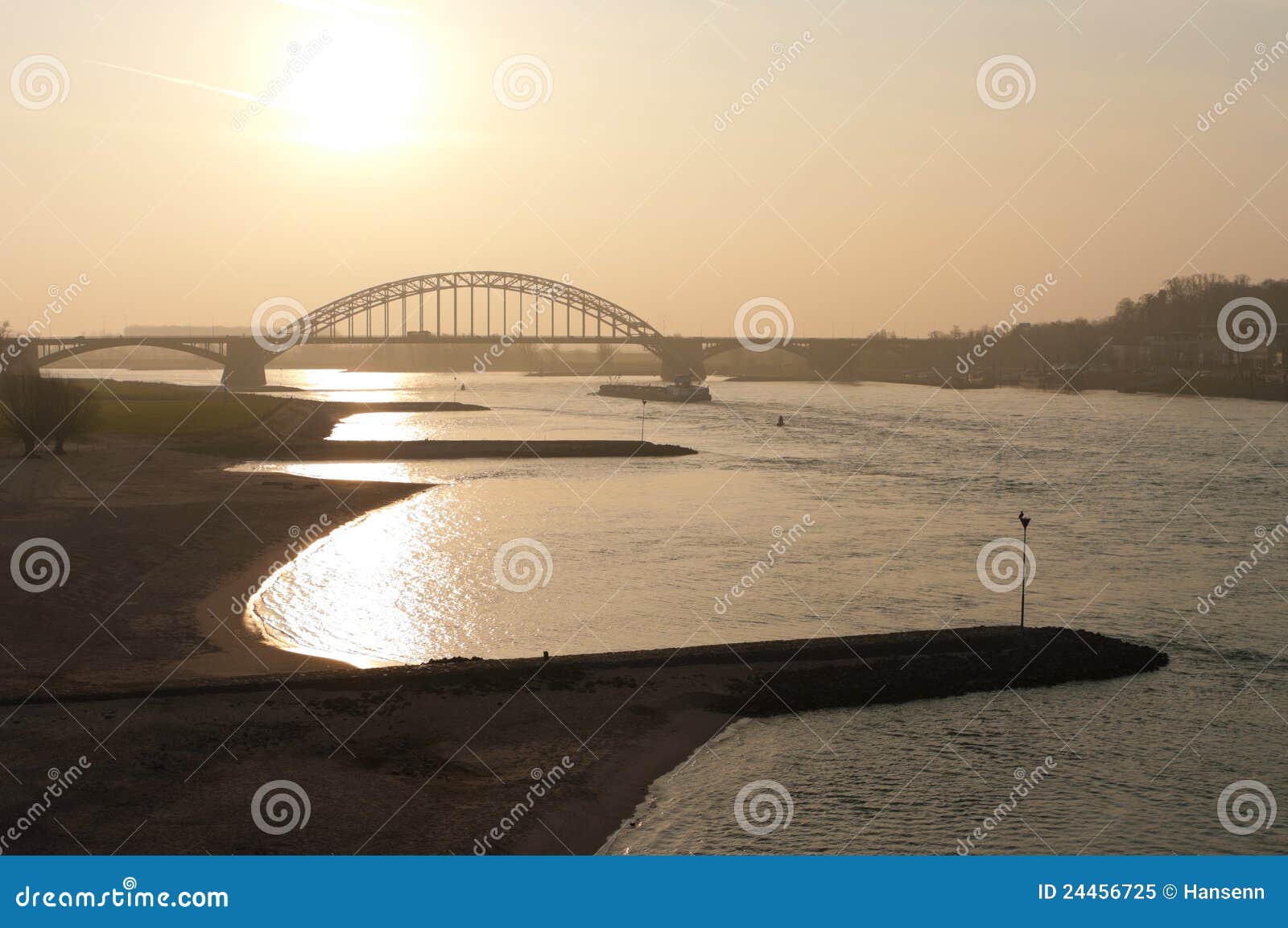 Brug over rivier stock afbeelding. Image of meer, zonsopgang - 24456725