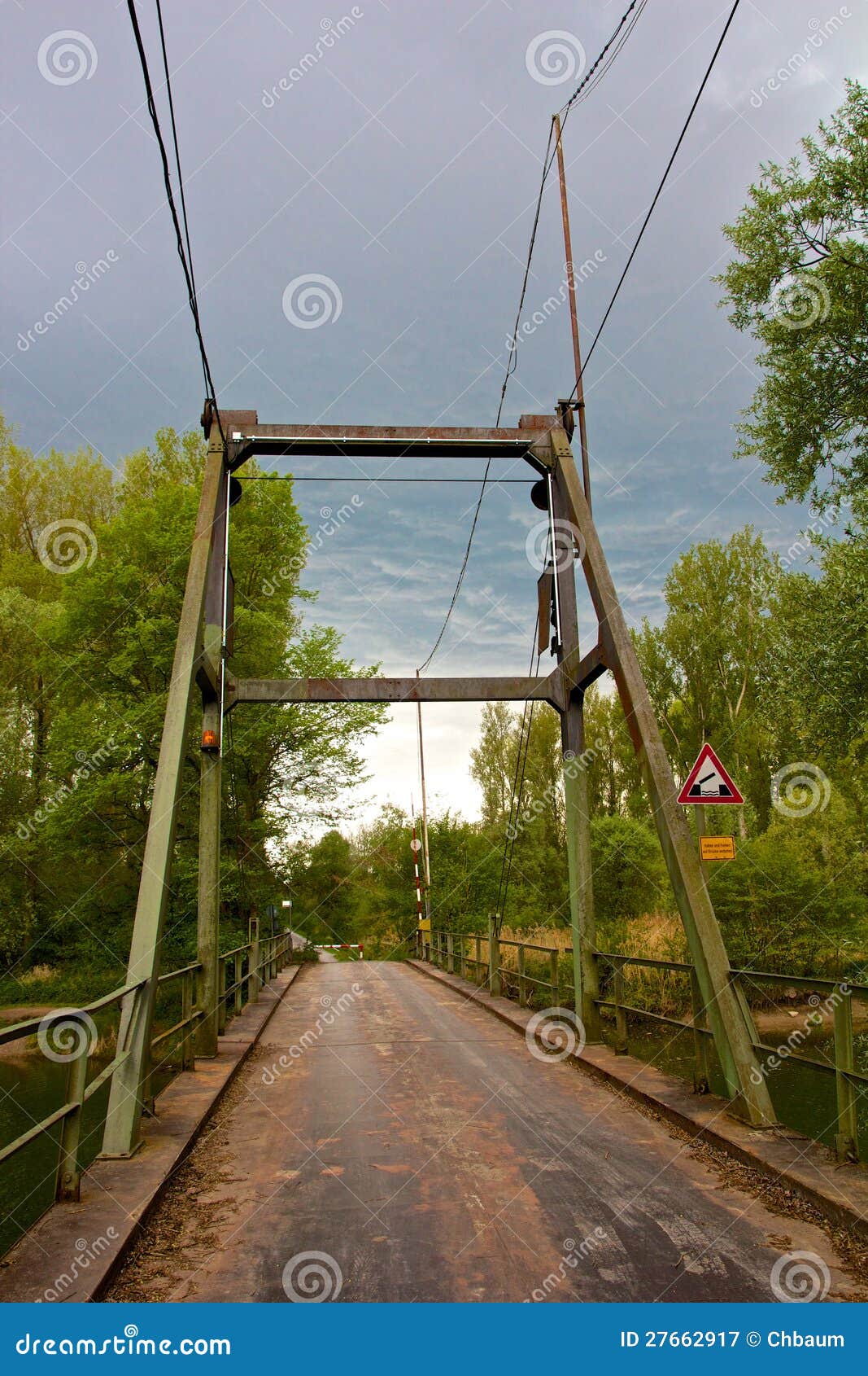 Brug over Rivier stock afbeelding. Image of wolken, stil - 27662917