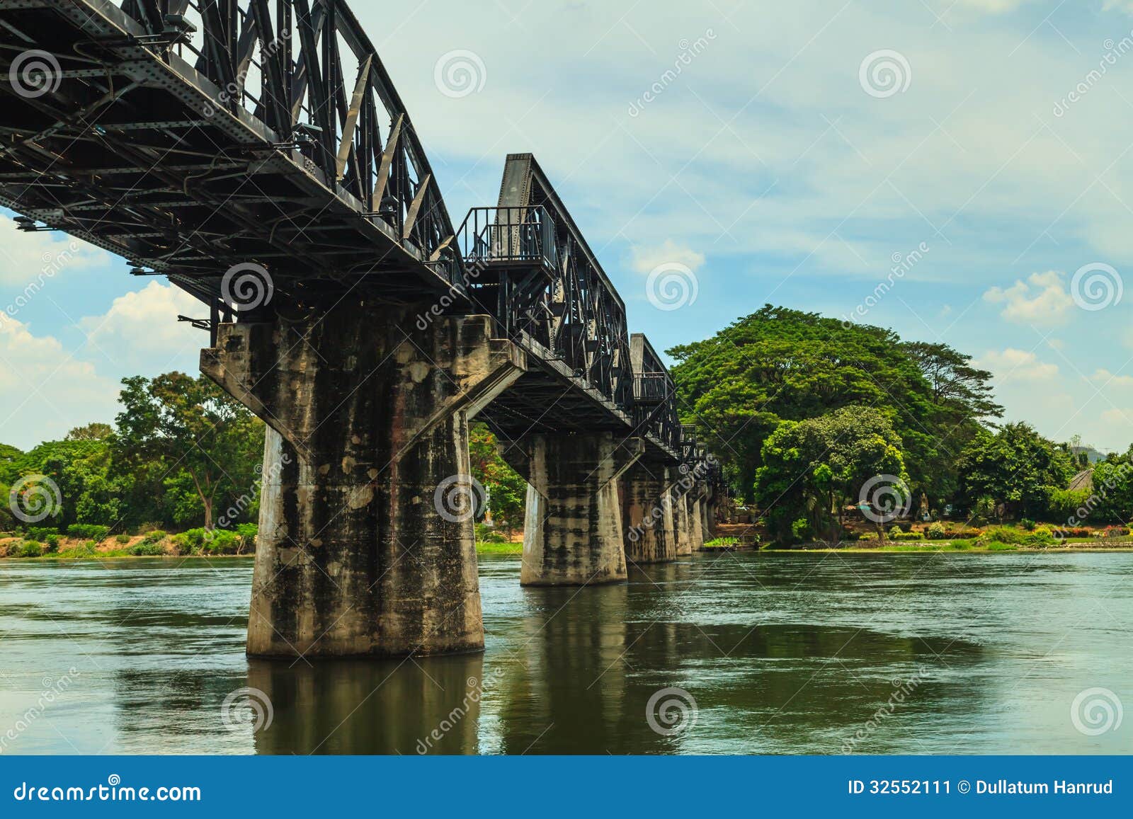 Brug over Rivier Kwai. stock afbeelding. Image of rivier - 32552111