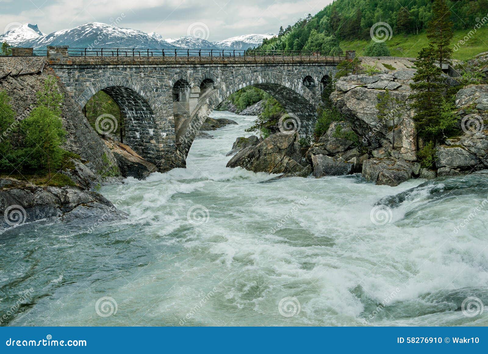 Brug over Ruw Water stock foto. Image of klip, europa - 58276910