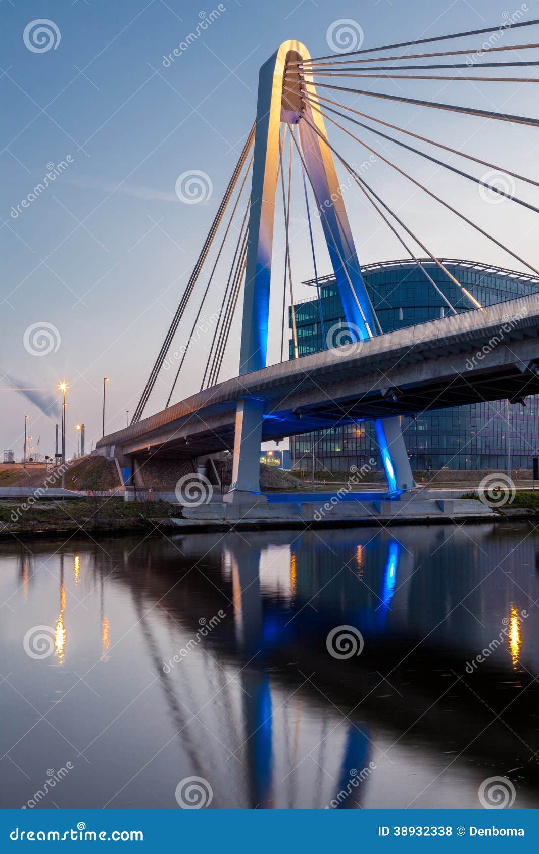 Brug over water stock foto. Image of geel, bureau, niemand - 38932338