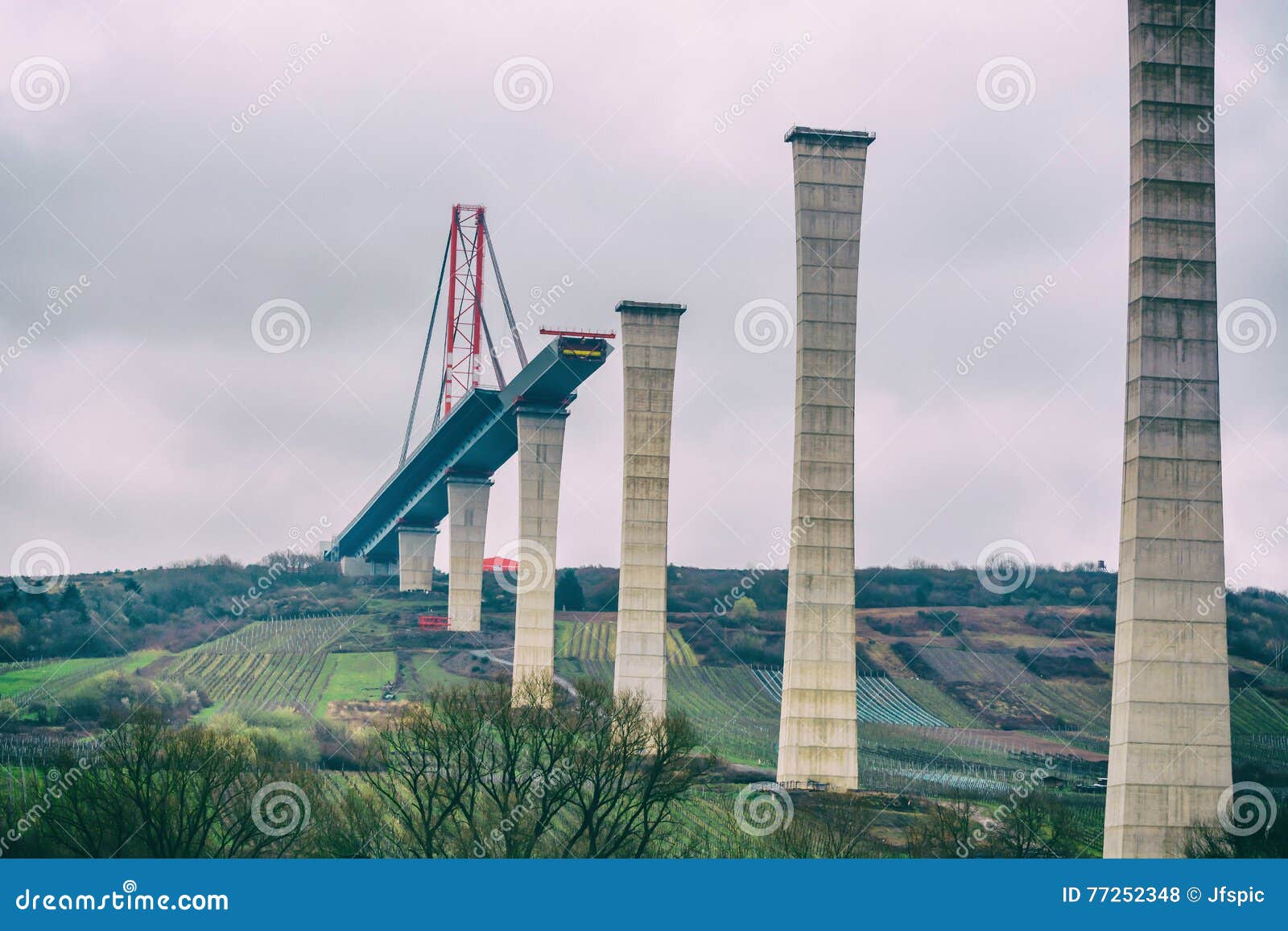 Brugbouwwerf, De Hoge Brug Van Moezel Stock Foto - Image of steiger ...