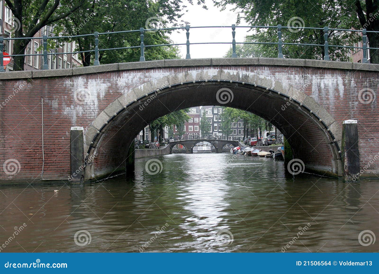 Bruggen van Amsterdam stock foto. Image of halfrond, rood - 21506564