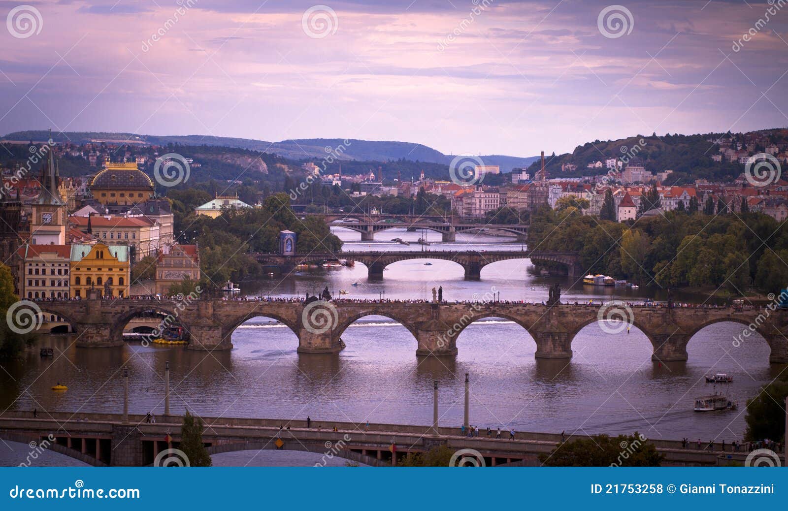 Bruggen Van Praag Bij Dageraad. Stock Foto - Image of gezicht ...