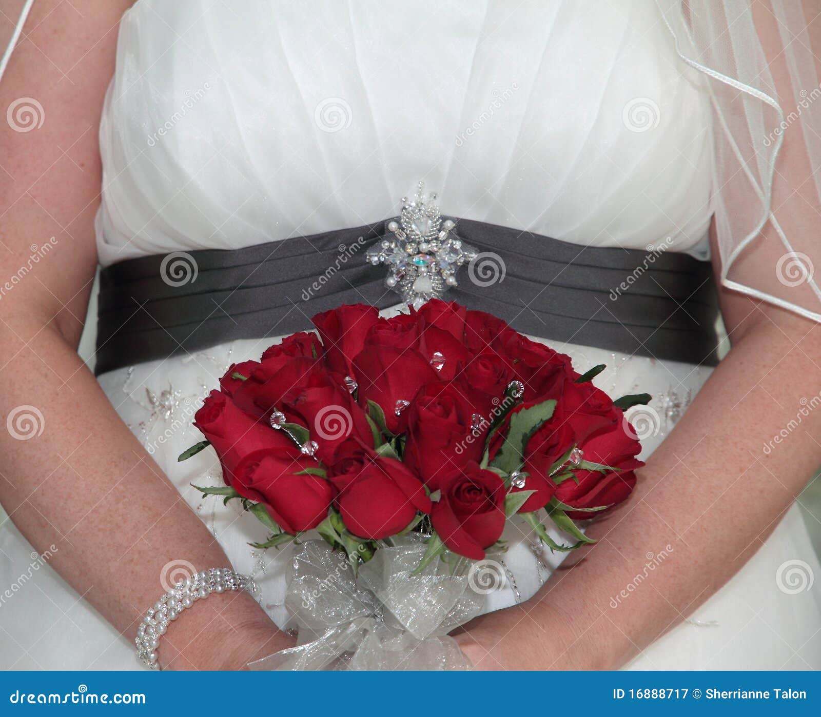 Bruid Die Bruids Boeket Houdt Stock Afbeelding - Image of kleding ...