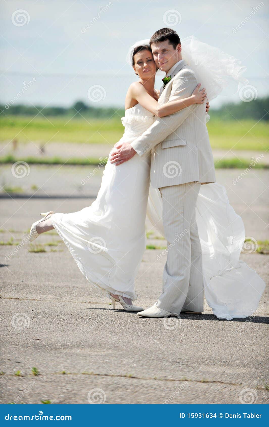 Bruid en bruidegom stock foto. Image of beeld, asfalt - 15931634