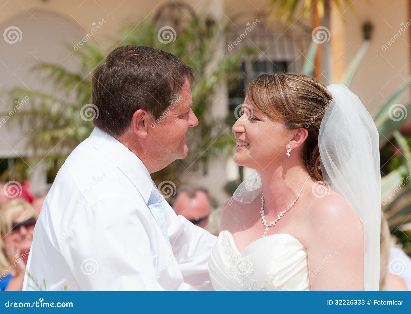 Bruid en Bruidegom stock afbeelding. Image of vrouw, huwelijk - 32226333