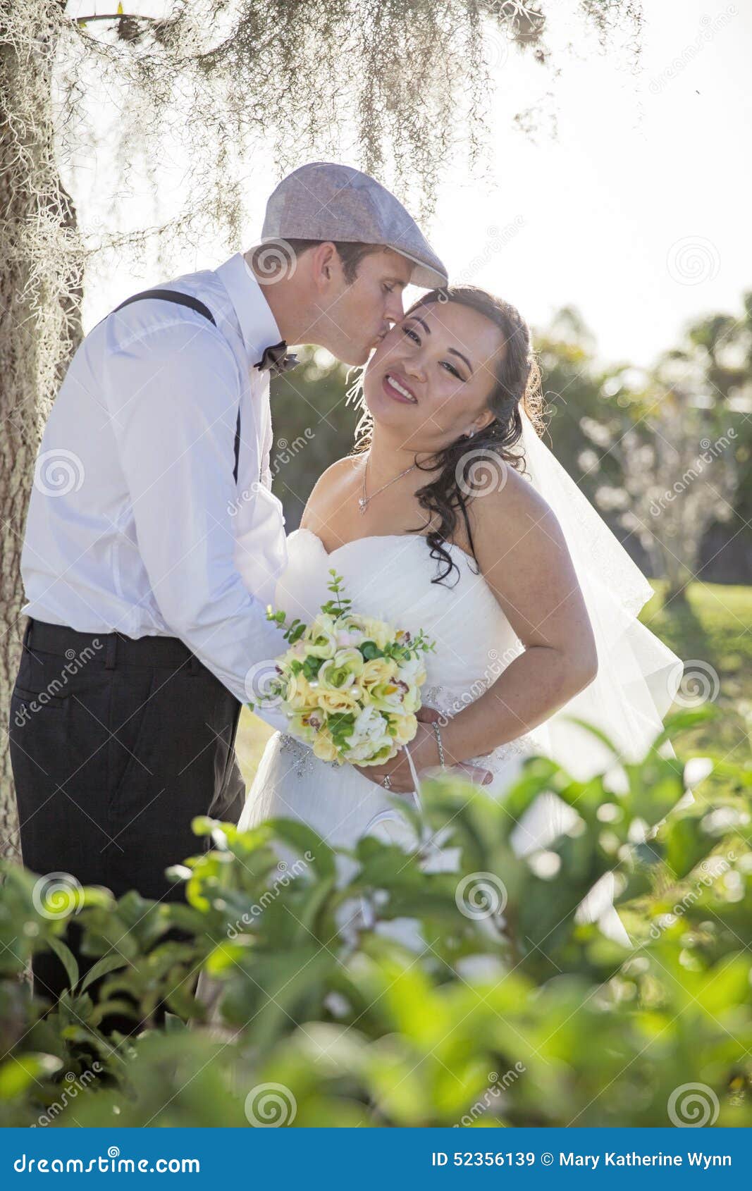 Bruid en bruidegom stock afbeelding. Image of bruids - 52356139