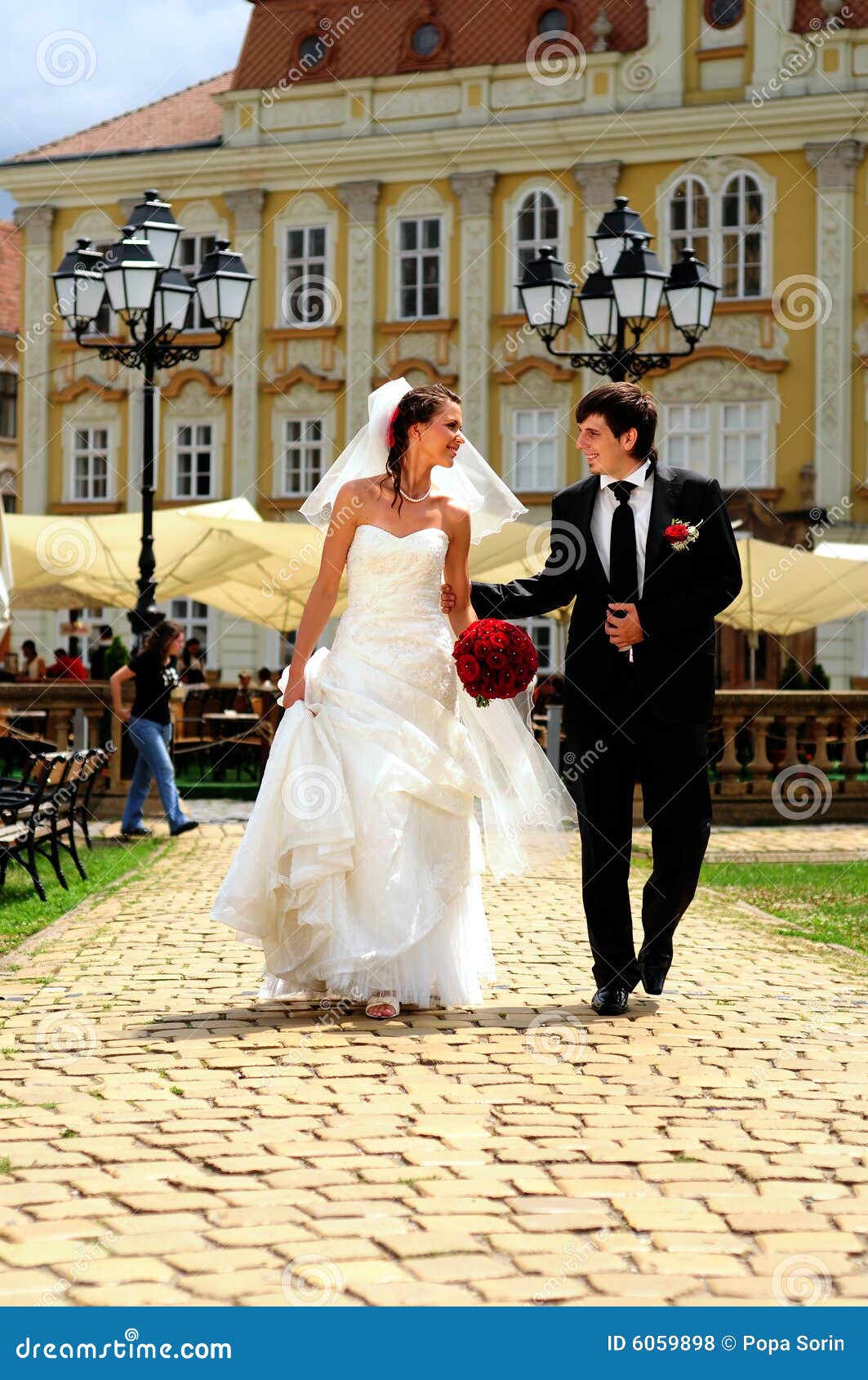 Bruid en Bruidegom stock foto. Image of grijns, elegantie - 6059898