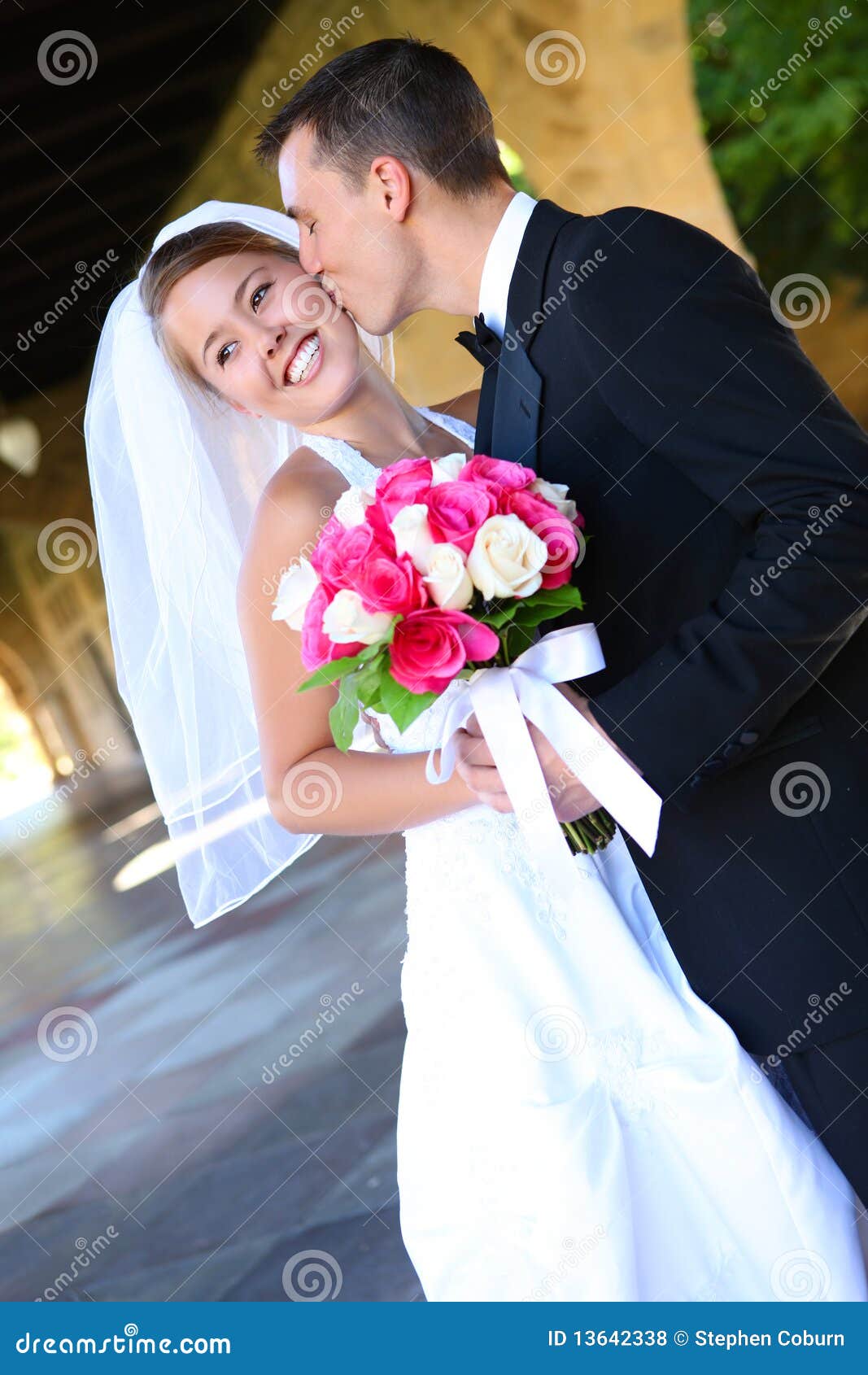 Bruid En Bruidegom Bij Huwelijk Stock Foto - Image of schoonheid, geluk ...