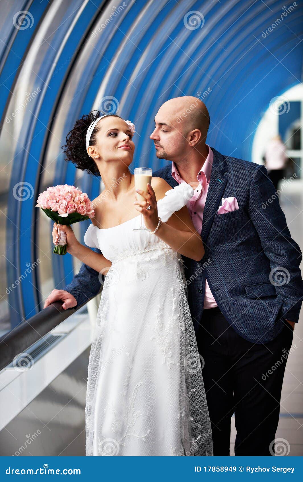 Bruid En Bruidegom in Blauw Binnenland Stock Afbeelding - Image of ...