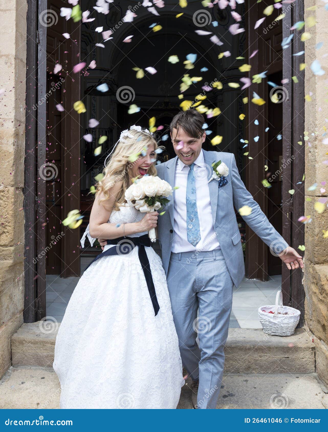 Bruid En Bruidegom Buiten De Kerk Stock Foto - Image of gelukkig ...