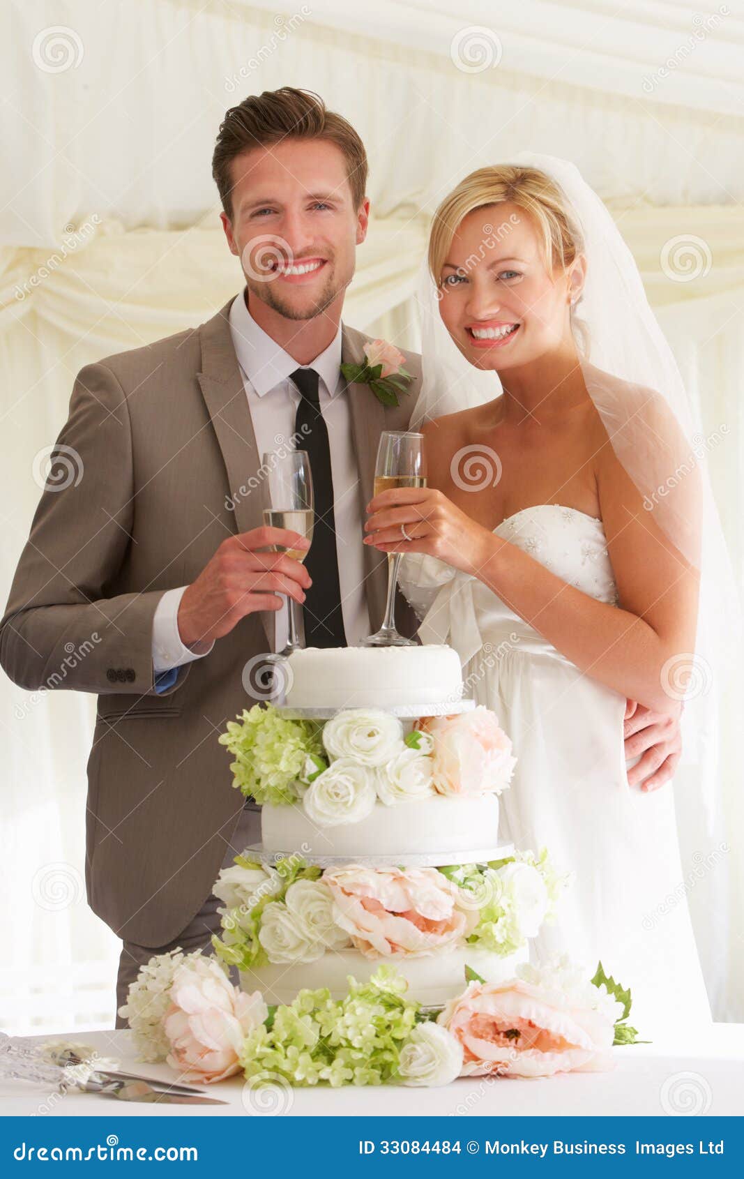 Bruid En Bruidegom with Cake Drinking Champagne at Reception Stock Foto ...
