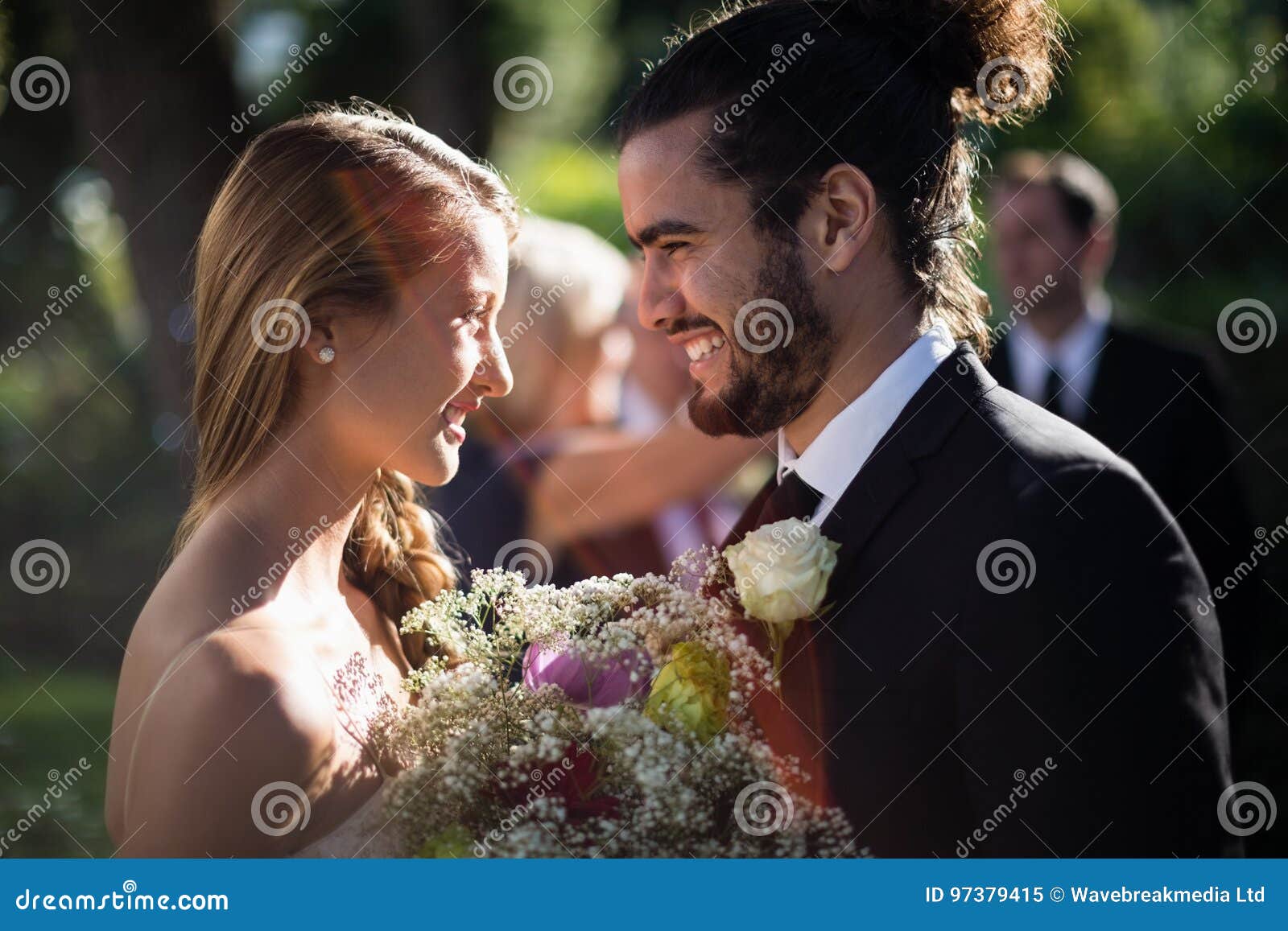 Bruid En Bruidegom Die Elkaar Bekijken Stock Afbeelding - Image of ...