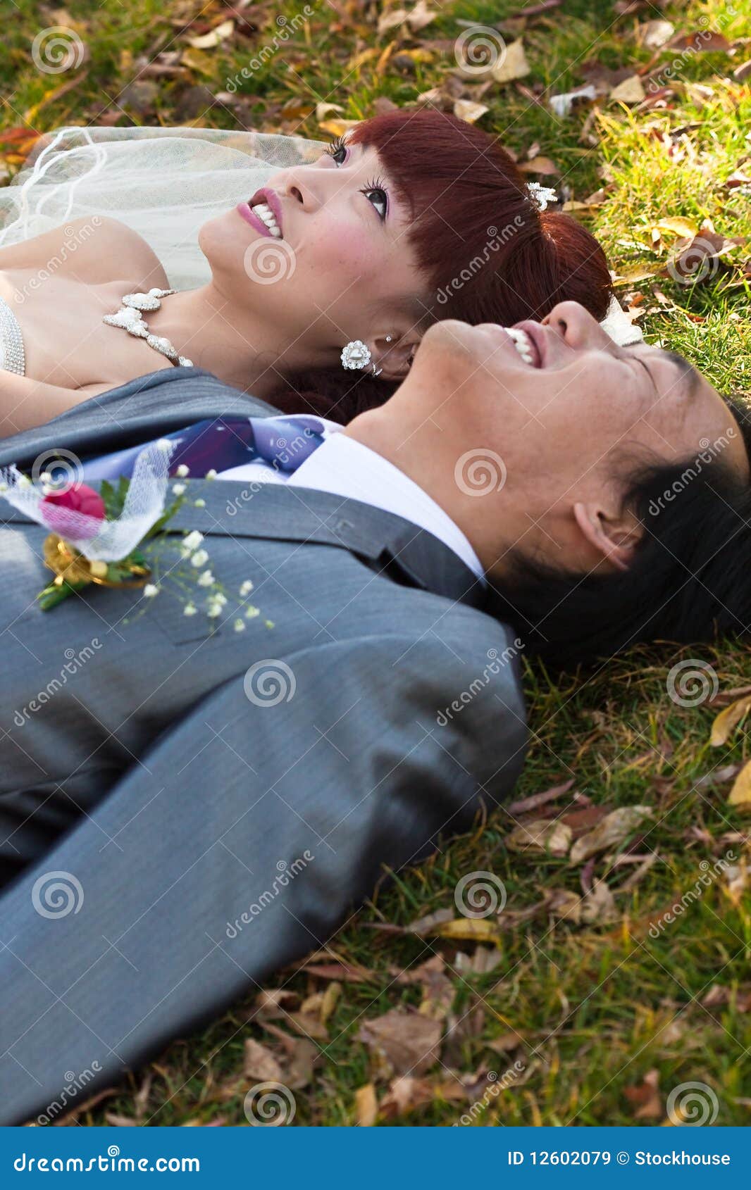 Bruid En Bruidegom Die Op Grond Liggen Stock Afbeelding - Image of ...