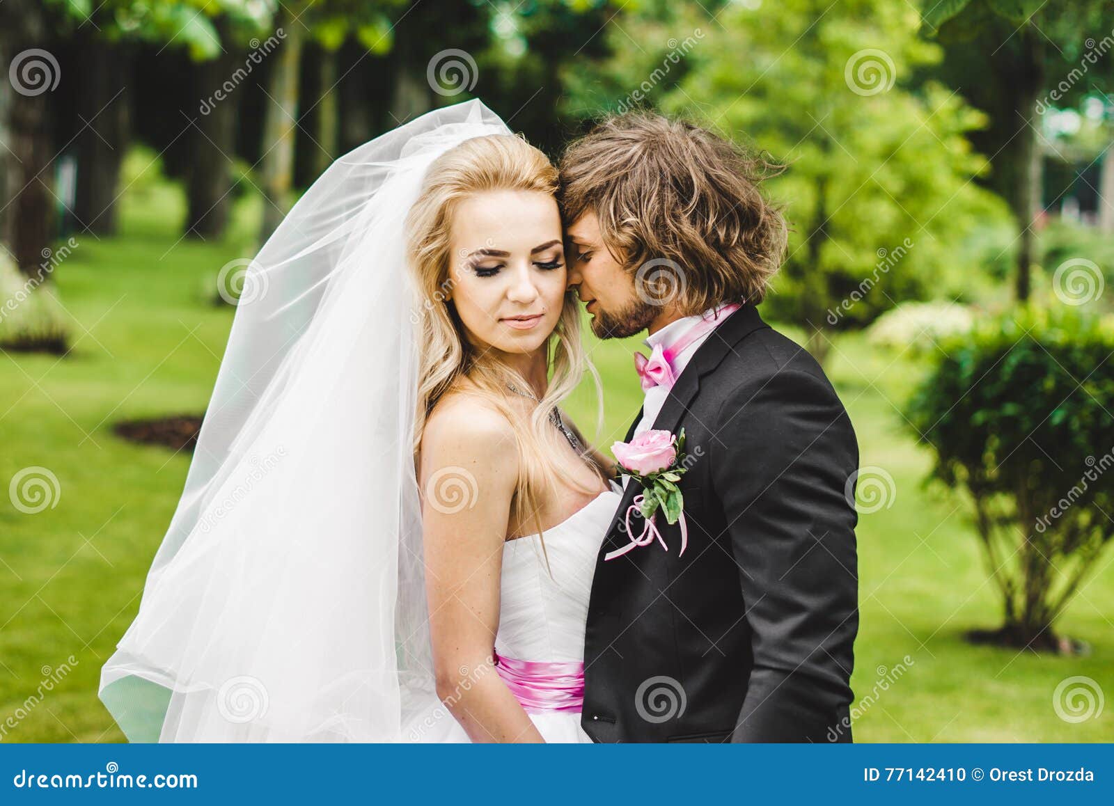 Bruid En Bruidegom Die Samen Stellen Stock Foto - Image of helder ...
