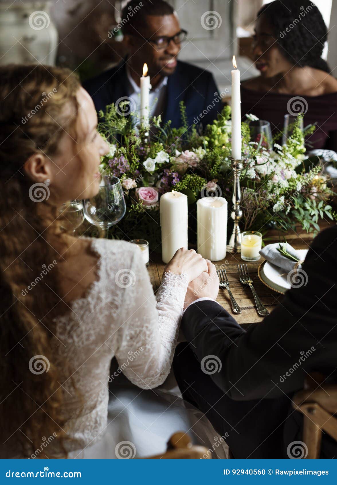 Bruid En Bruidegom Holding Hands Each Andere Op Ontvangst Stock Foto ...