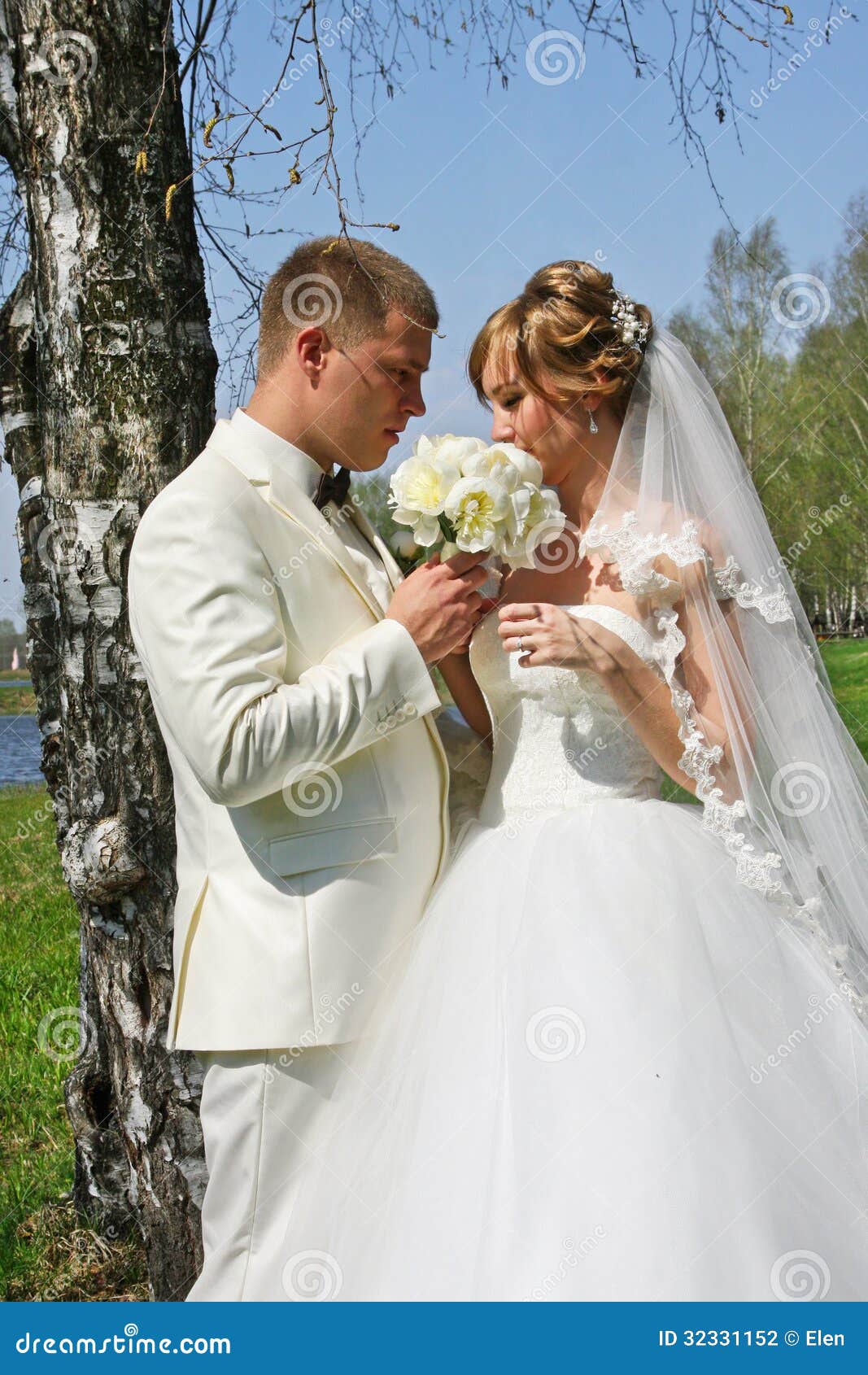 Bruid En Bruidegom Met Bloemen Stock Foto - Image of nuptiaal ...