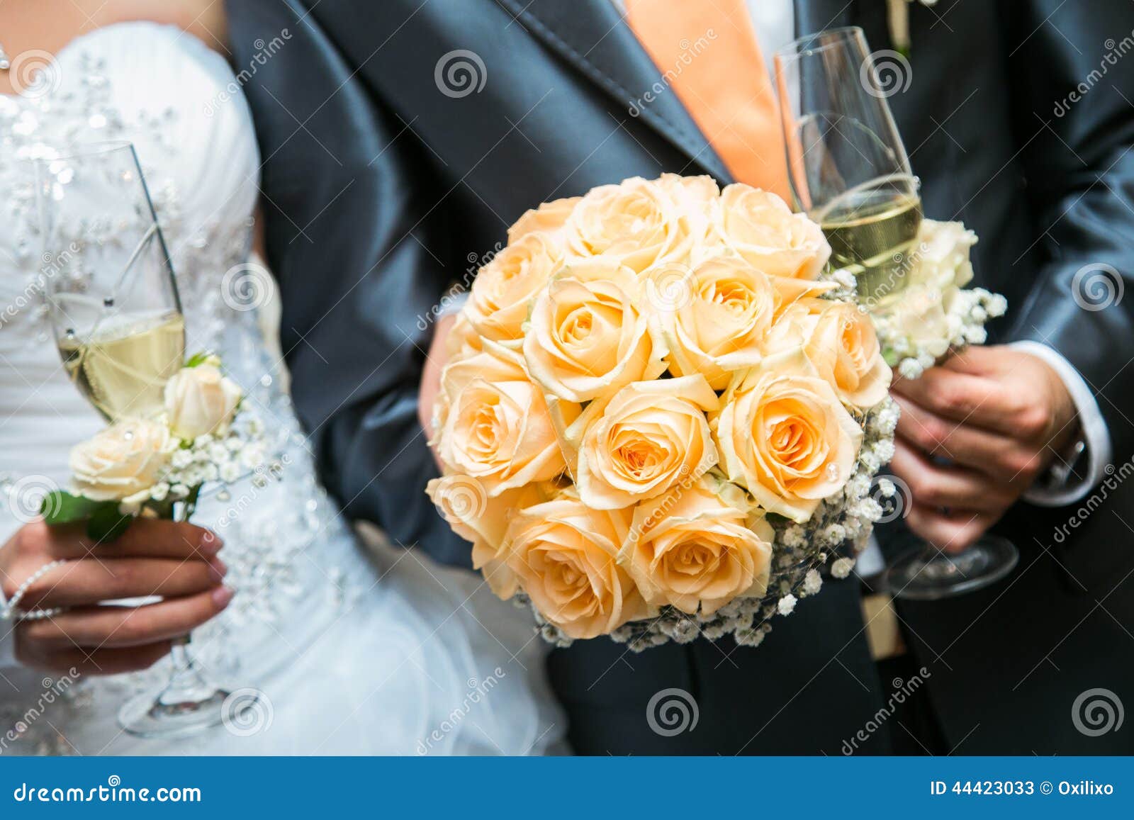 Bruid En Bruidegom Met Champagneglazen Stock Afbeelding - Image of ...