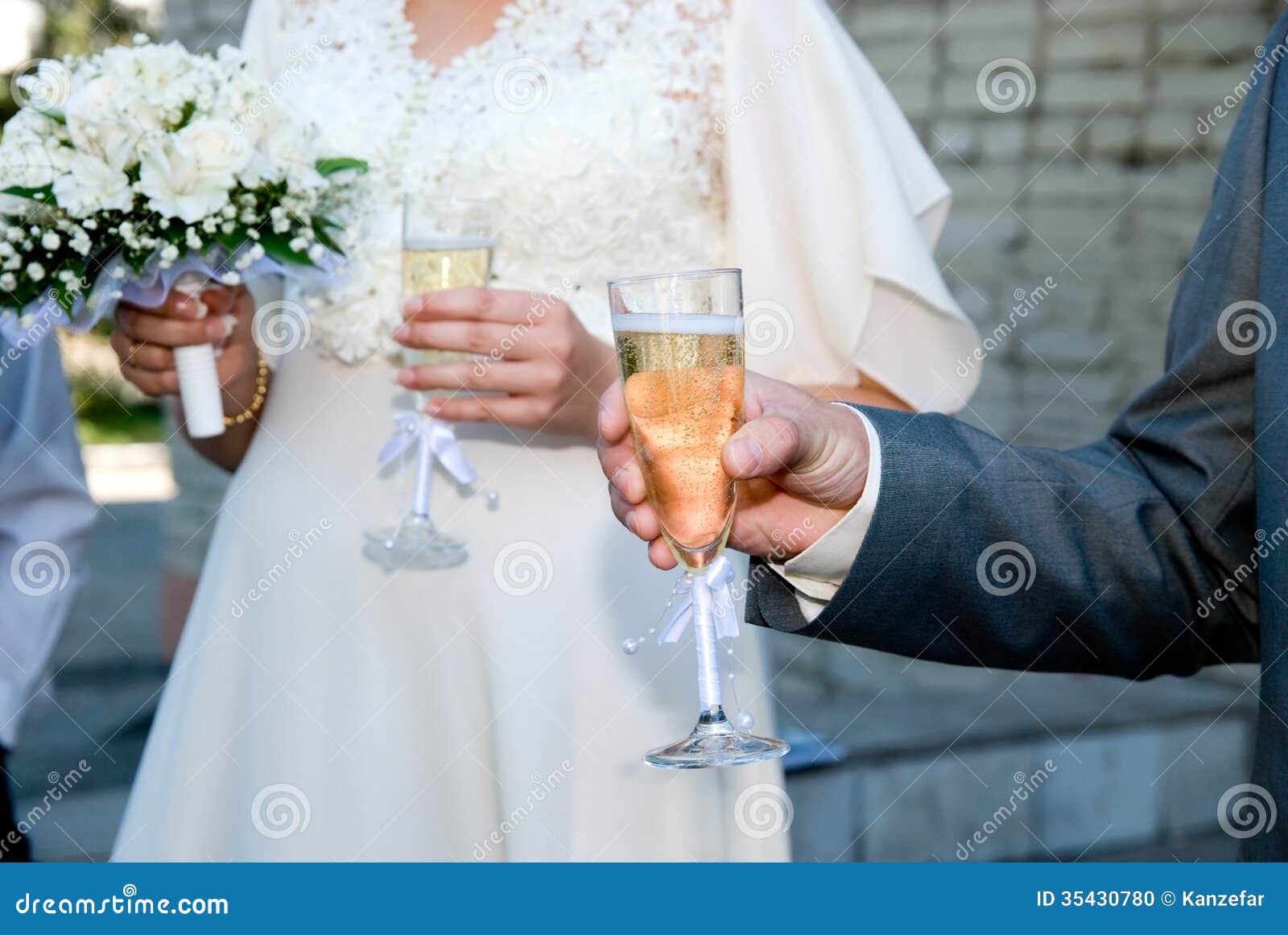 Bruid En Bruidegom Met Glazen Champagne Stock Foto - Image of kristal ...