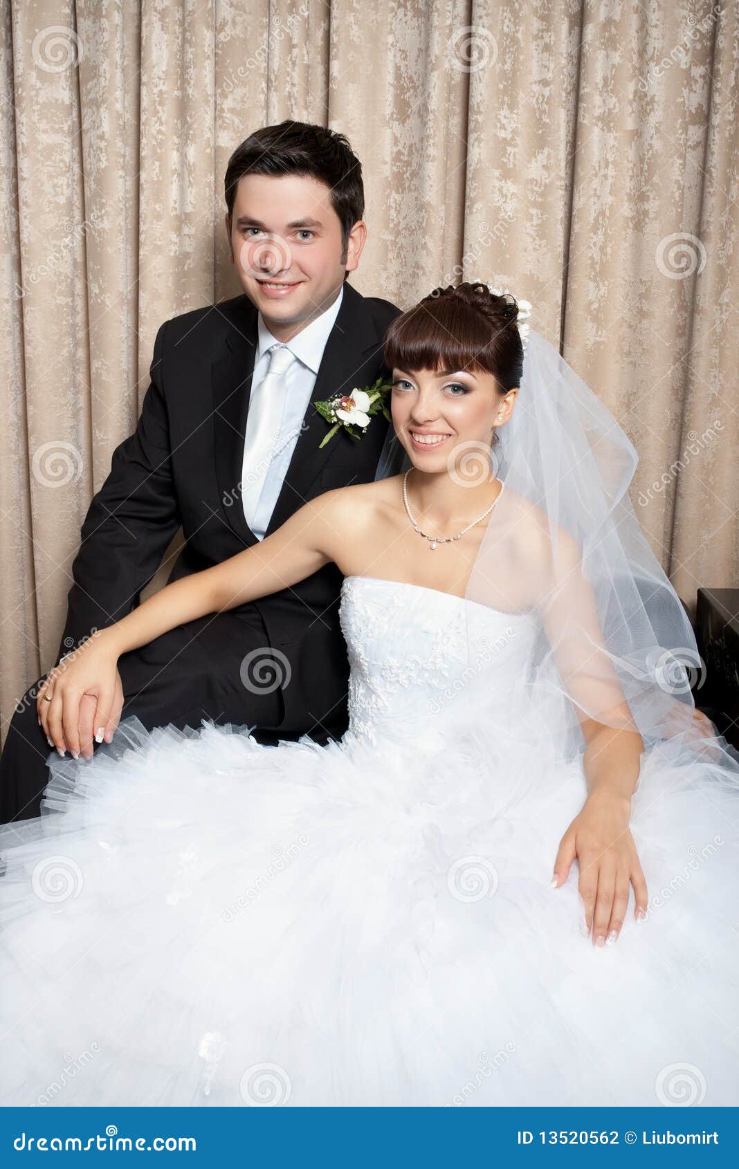 Bruid En Bruidegom in Studio Stock Foto - Image of studio, huwelijk ...