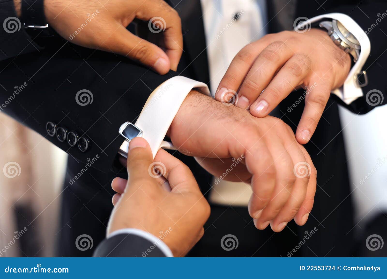 Bruidegom die klaar wordt stock foto. Image of klaar - 22553724