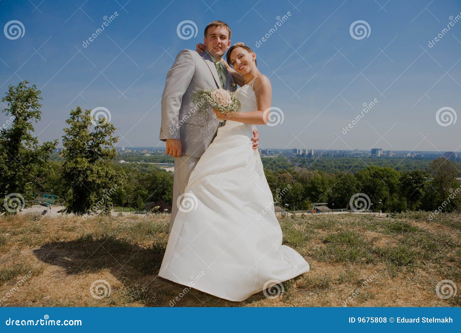 Bruidegom en bruid stock foto. Image of huwelijk, gelukkig - 9675808