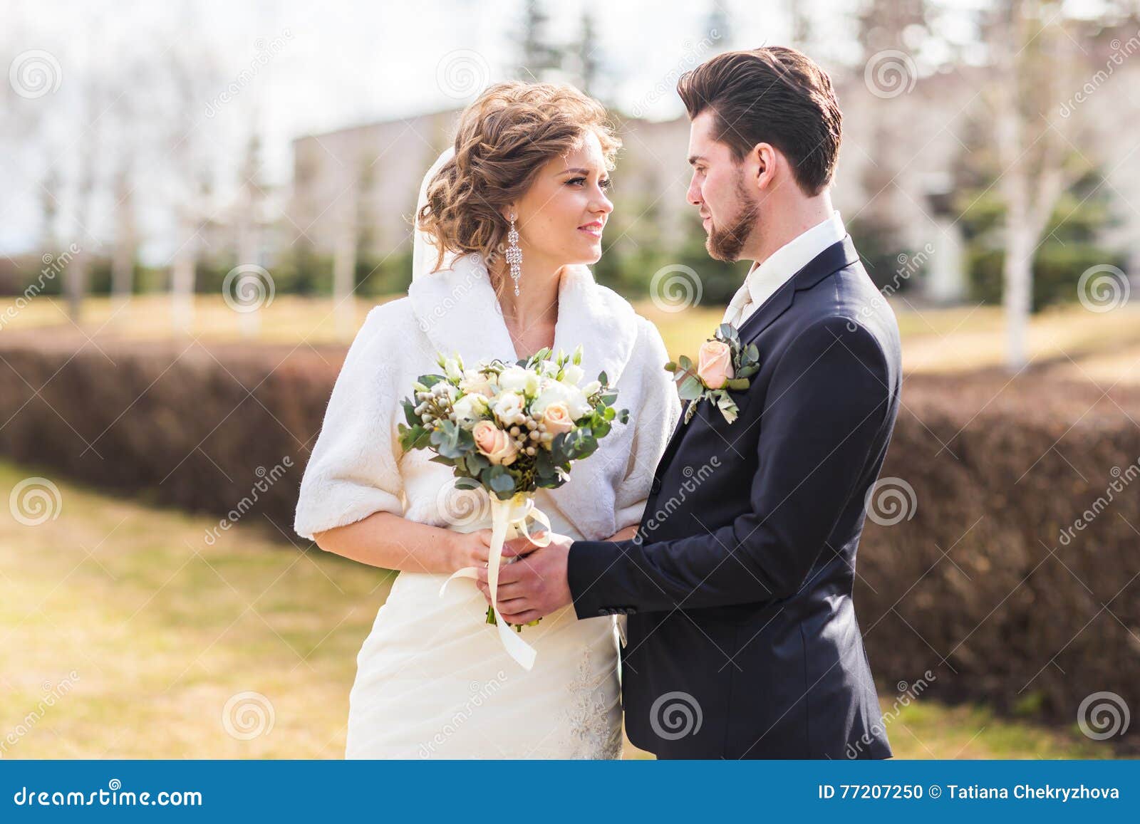 Bruidegom En Bruid De Herfsthuwelijk Stock Foto - Image of mannetje ...