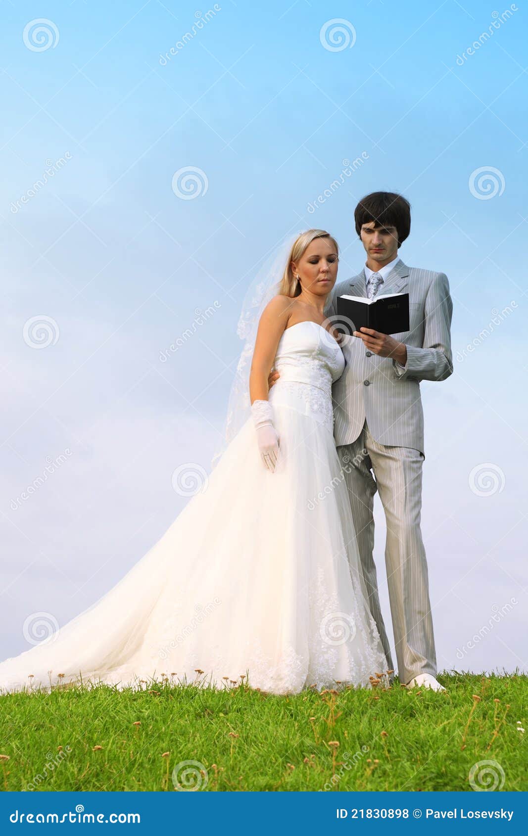 Bruidegom En Bruid Gelezen Bijbel Samen Stock Foto - Image of lees ...