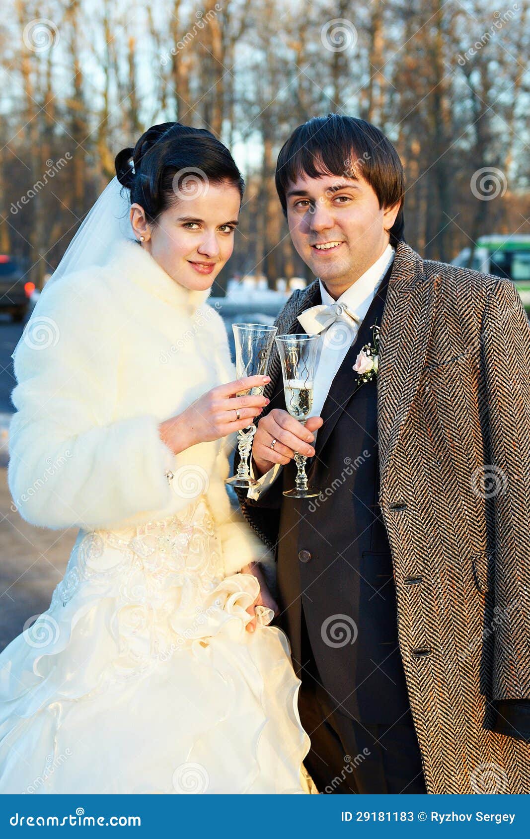 Bruidegom En Bruid Met Glazen Champagne Stock Afbeelding - Image of ...