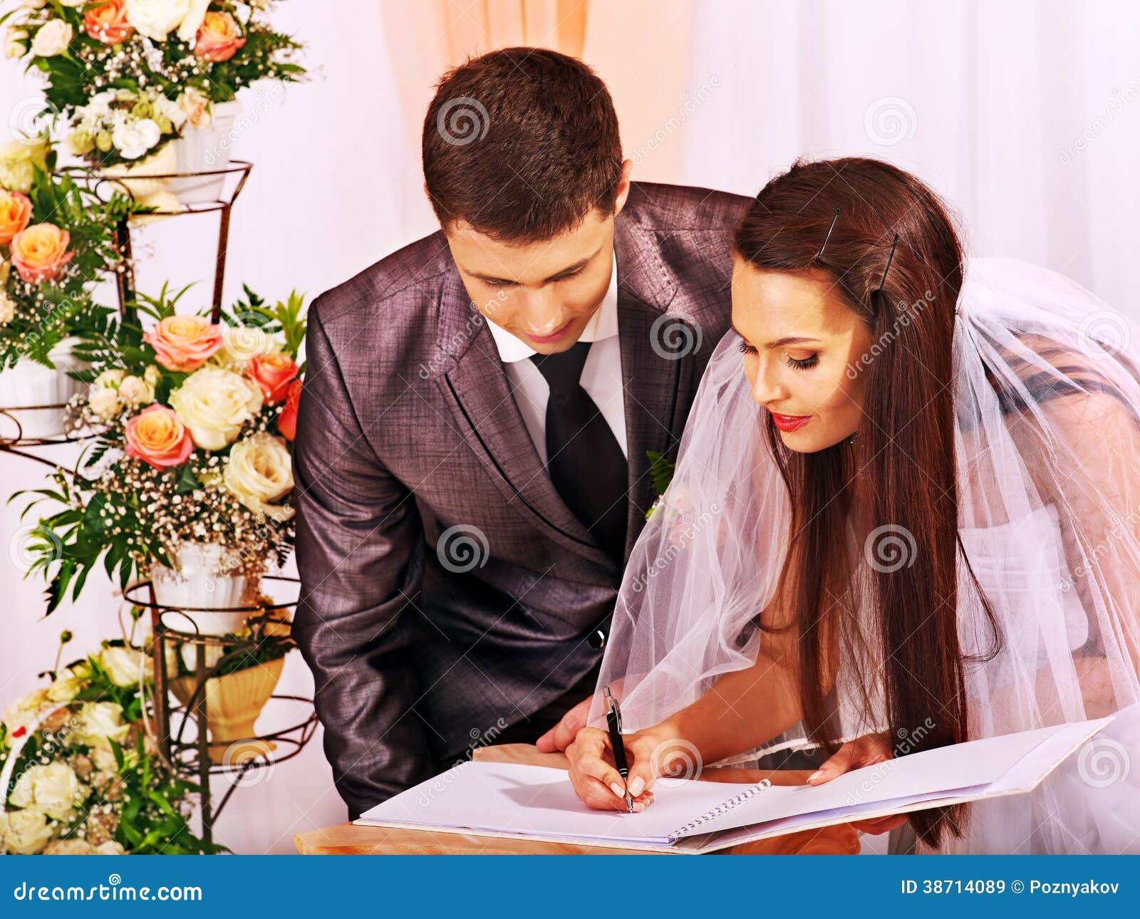 Bruidegom En Bruidregisterhuwelijk Stock Afbeelding - Image of ...