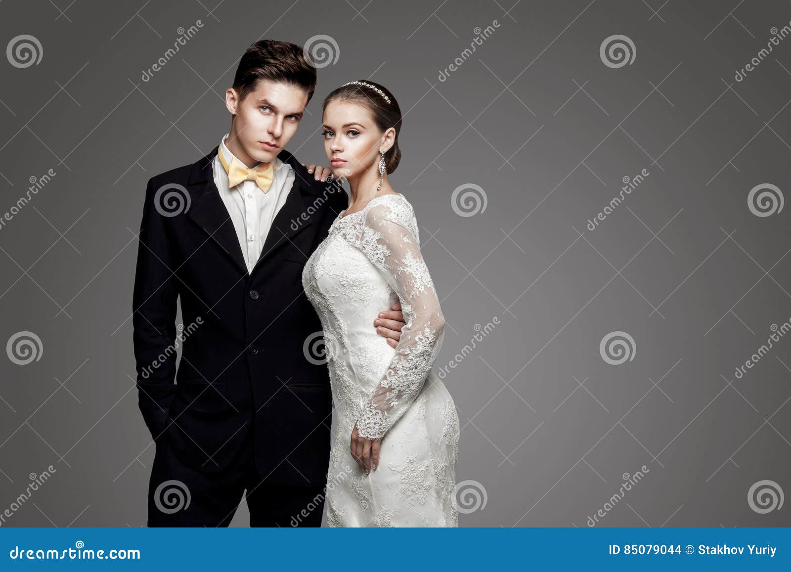 Bruidegom in Gele Vlinderdas Met Bruid, Studio Stock Foto - Image of ...